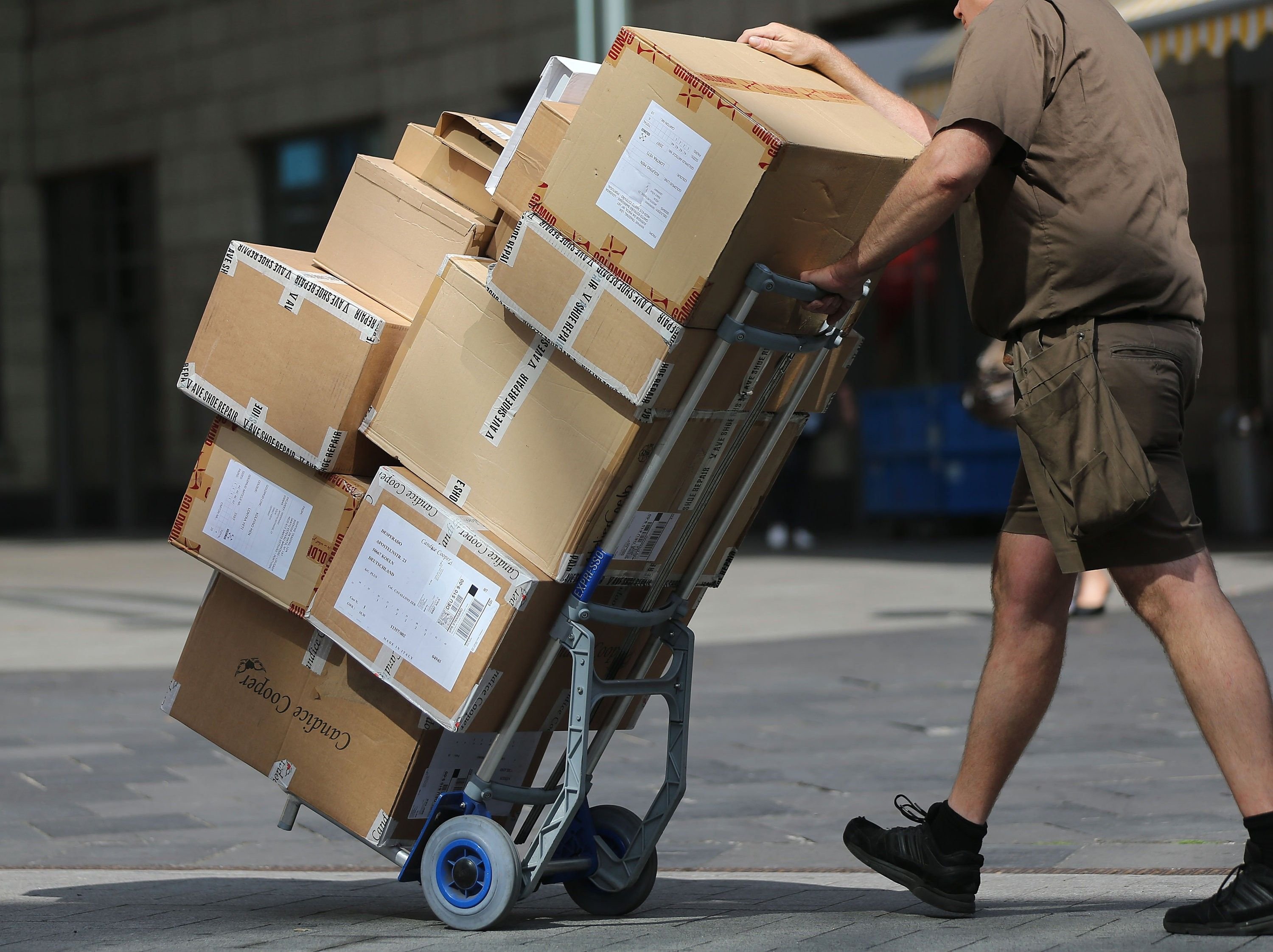 Muss ein Paketbote das Paket bis zur Haustür bringen?