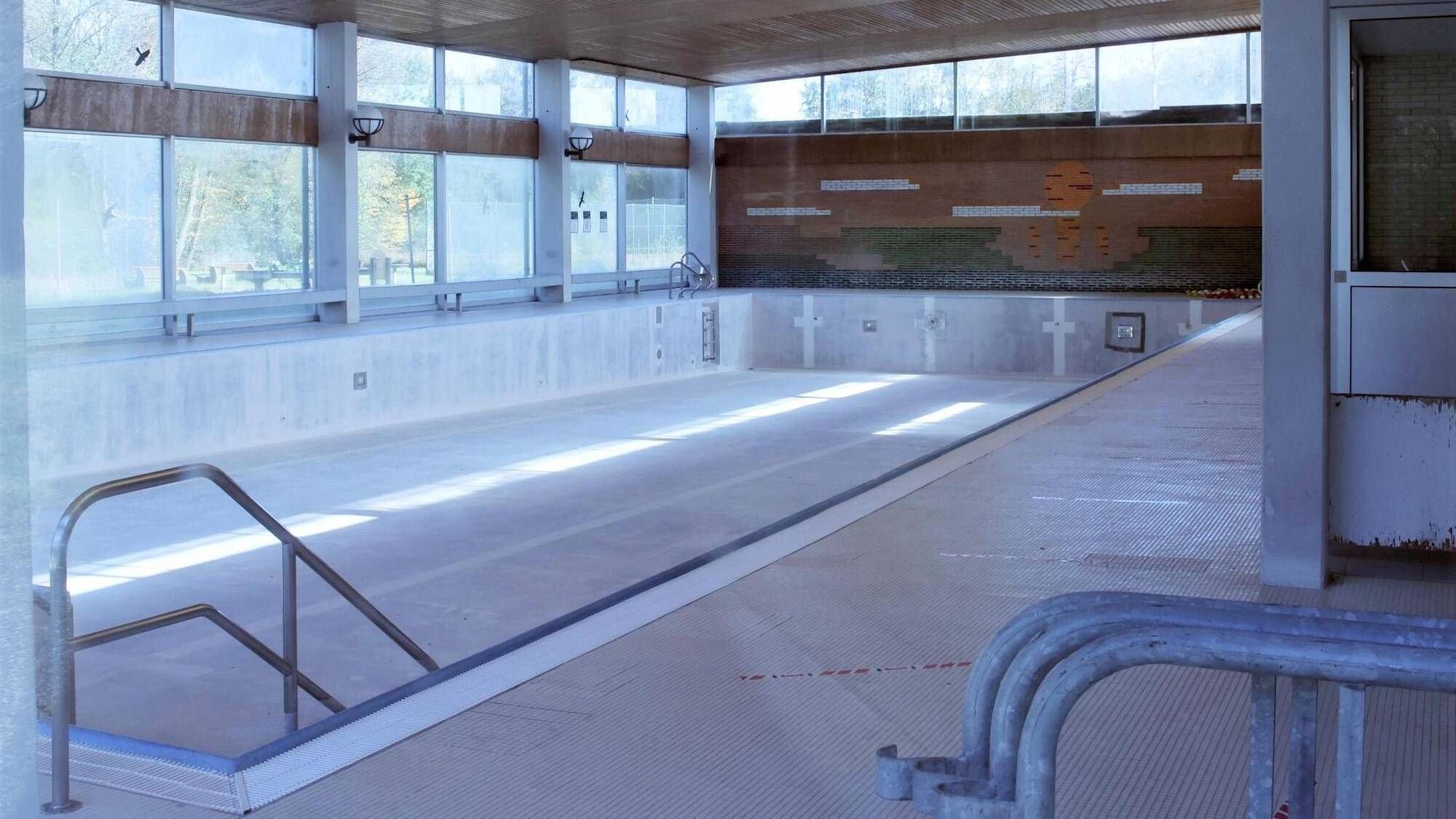 Flüchtlingsunterkunft: Altes Hallenbad soll bis Jahresende umgebaut sein