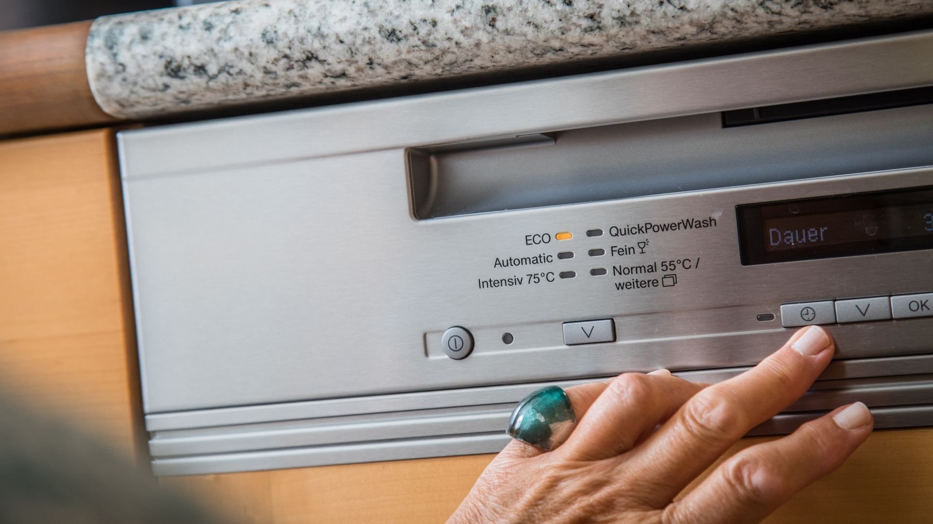 Was braucht mehr Energie: Spülen per Hand oder mit Maschine?