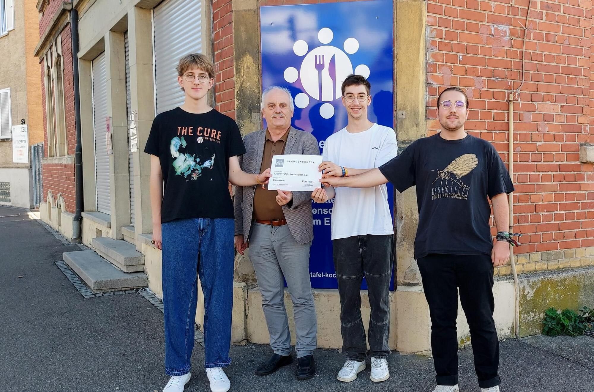 „Linksjugend’solid“ spendet 1000 Euro an die Tafel