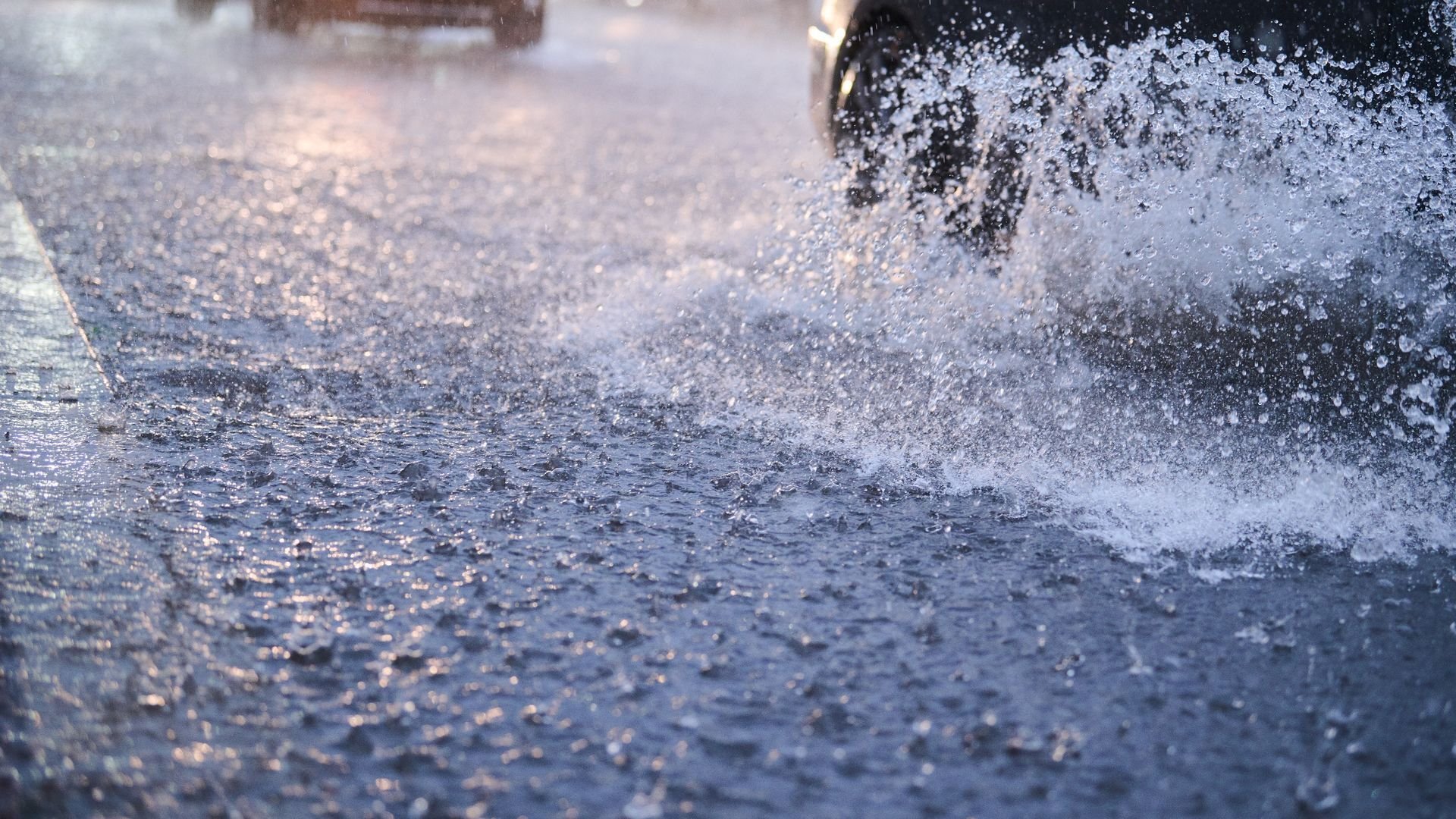 Starkregen in der Oberpfalz sorgt für überschwemmte Straßen