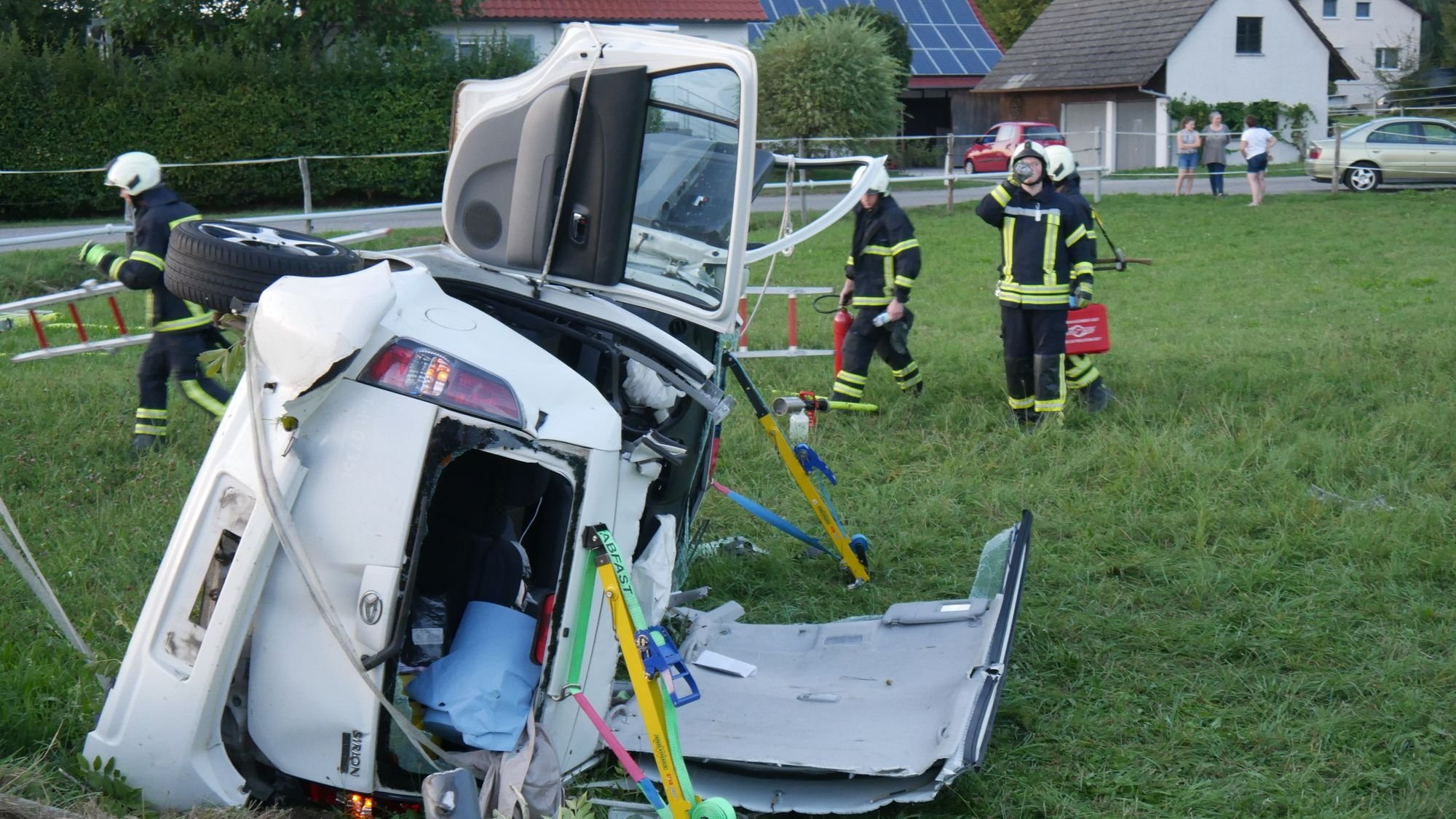 Auto landet bei Baindt auf der Seite: Fahrerin schwer verletzt