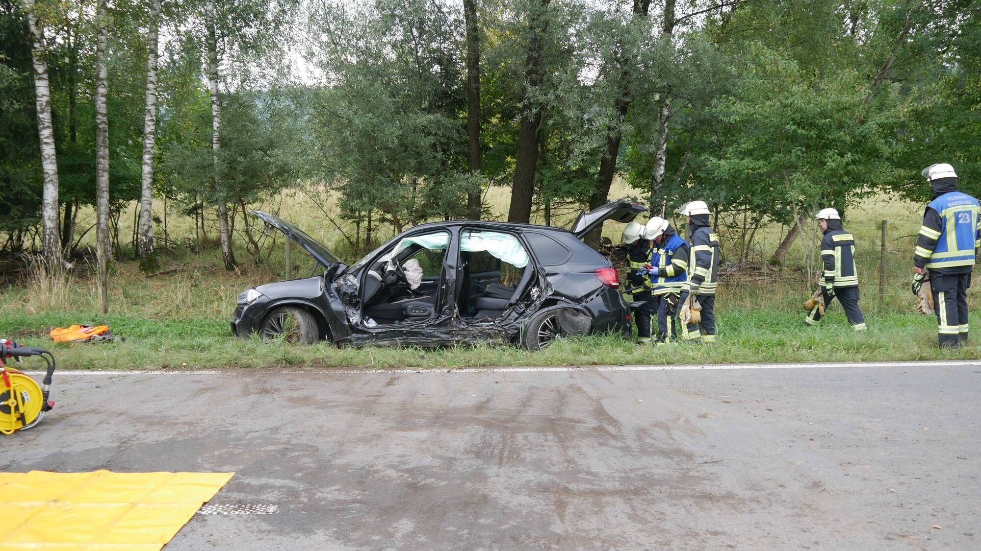 Mann wird bei Autounfall eingeklemmt