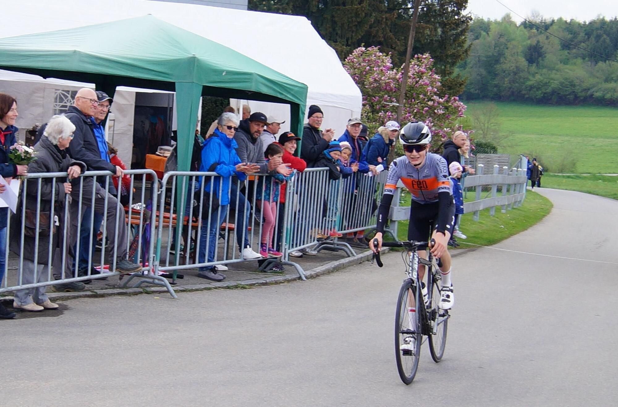Samuel Schulz gewinnt Radrennen in Niederwangen
