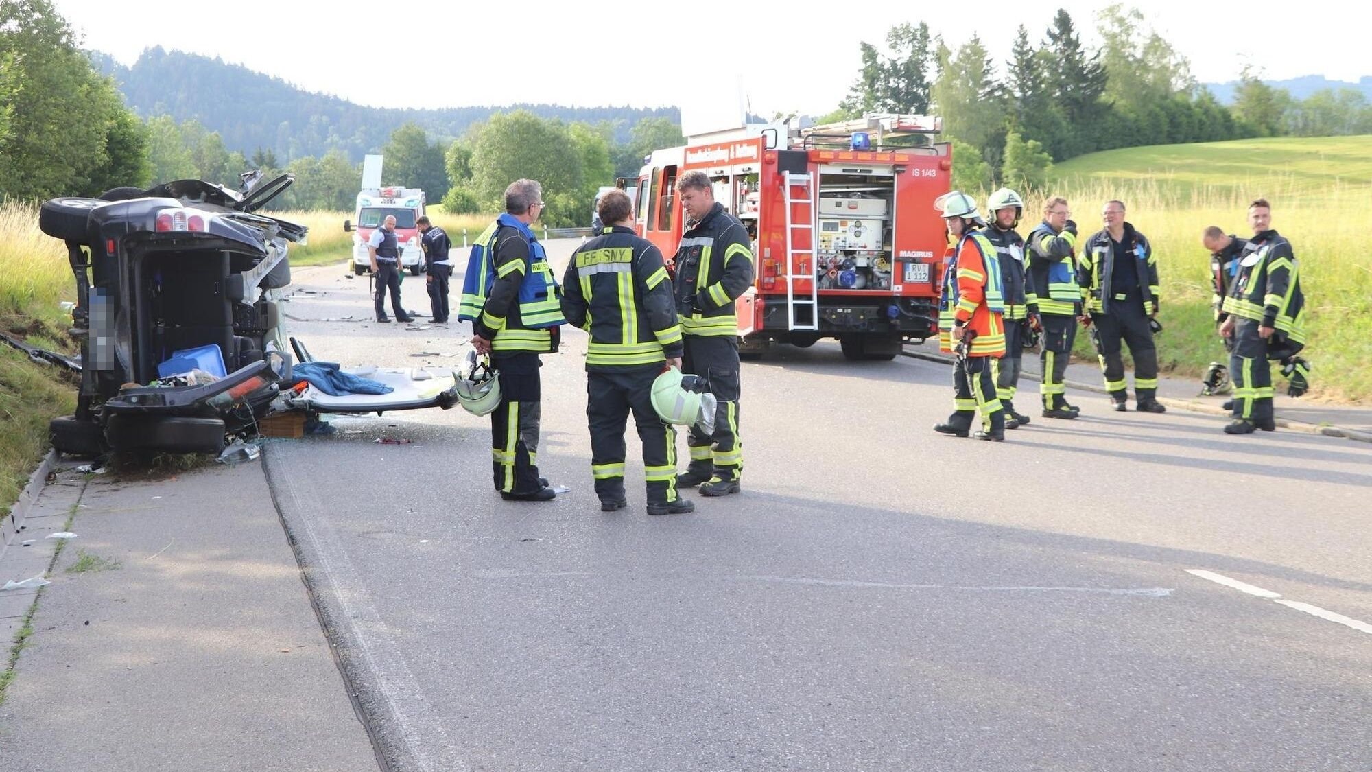 Schwerer Unfall auf B12: Zwei Personen in Krankenhäuser eingeliefert