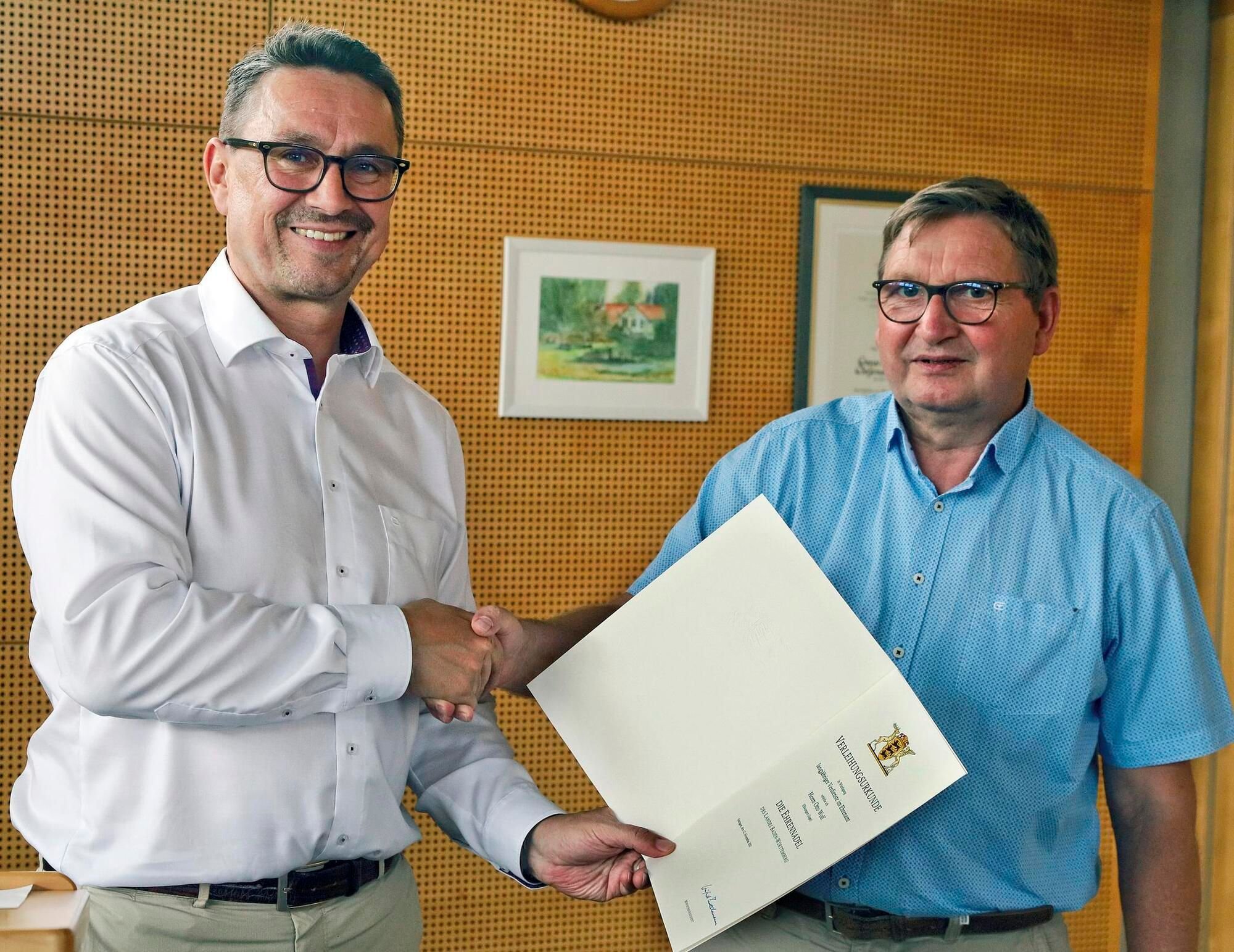 Otto Wolf bekommt die Ehrennadel des Landes