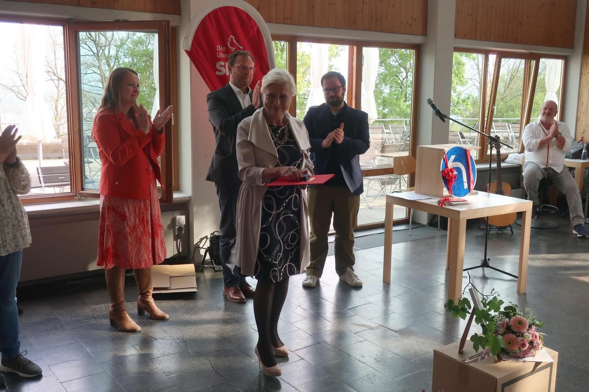 Hilde Mattheis zum Abschied mit Willy-Brandt-Medaille ausgezeichnet