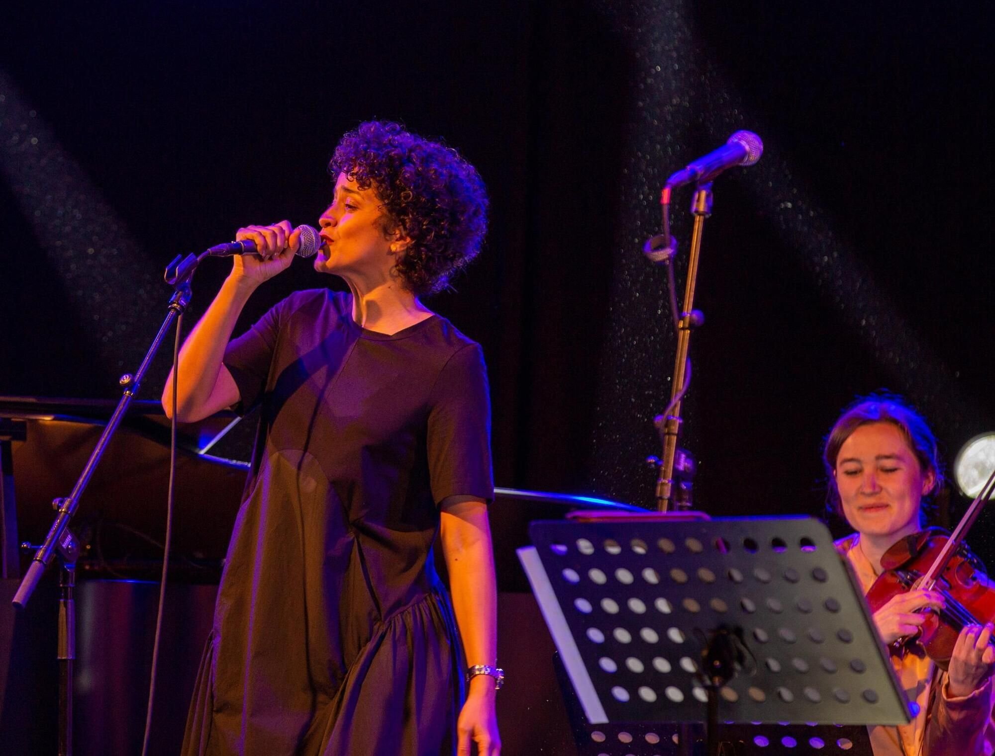 Julia Hülsmann beeindruckt das Zelt-Publikum mit ihrem Jazz-Oktett