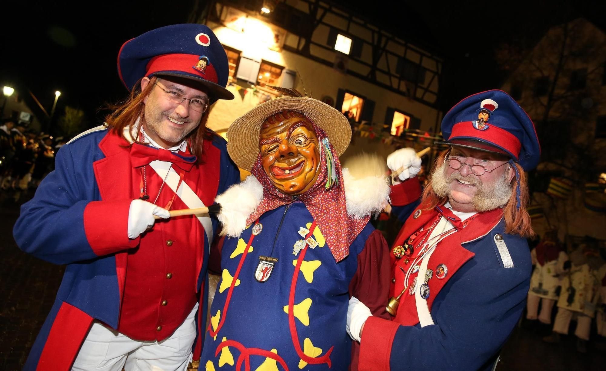 Narren stauben Häs im Freien ab