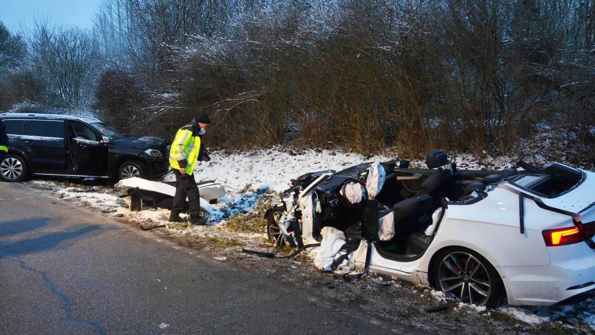 Frau wird bei Unfall auf schneebedeckter Straße schwer verletzt
