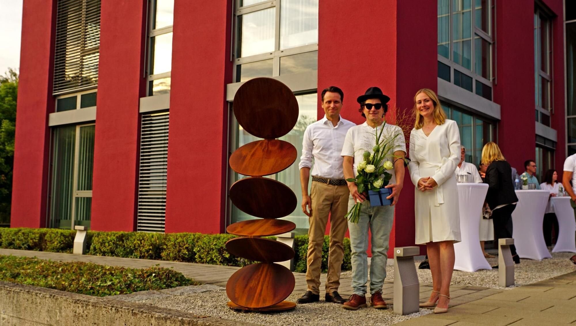 Bildhauer Markus Merkle stellt beim Finanzdienstleister Nowinta aus