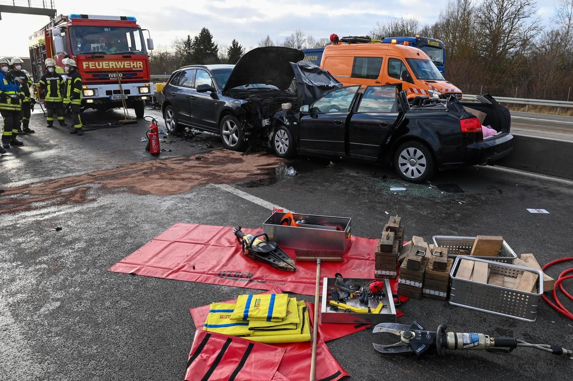 Drei Menschen bei Unfall auf der B10 bei Neu-Ulm schwer verletzt