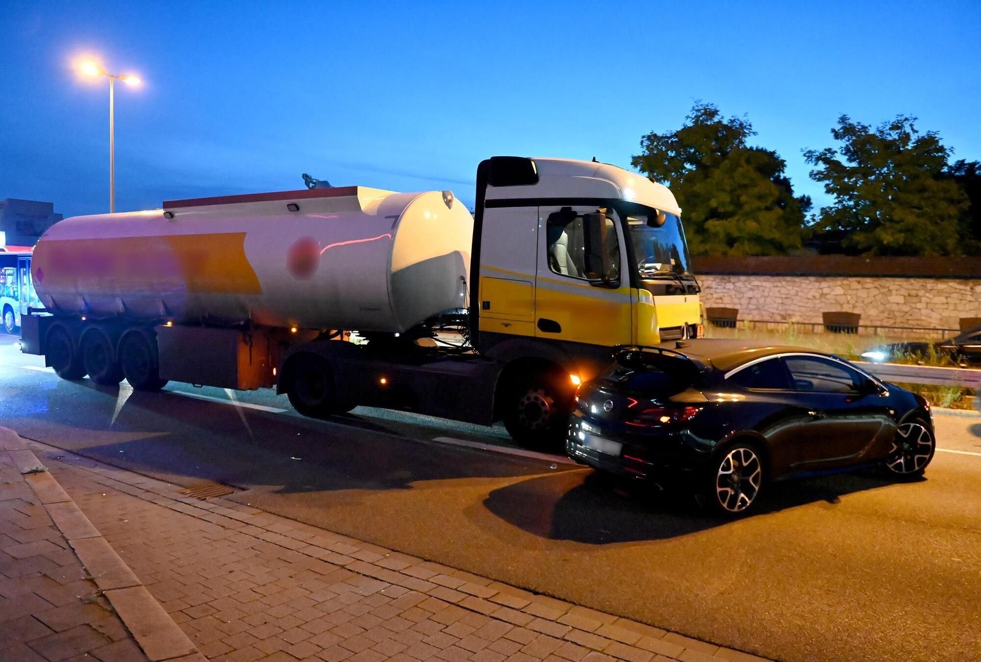 Tanklaster schiebt Auto vor sich her