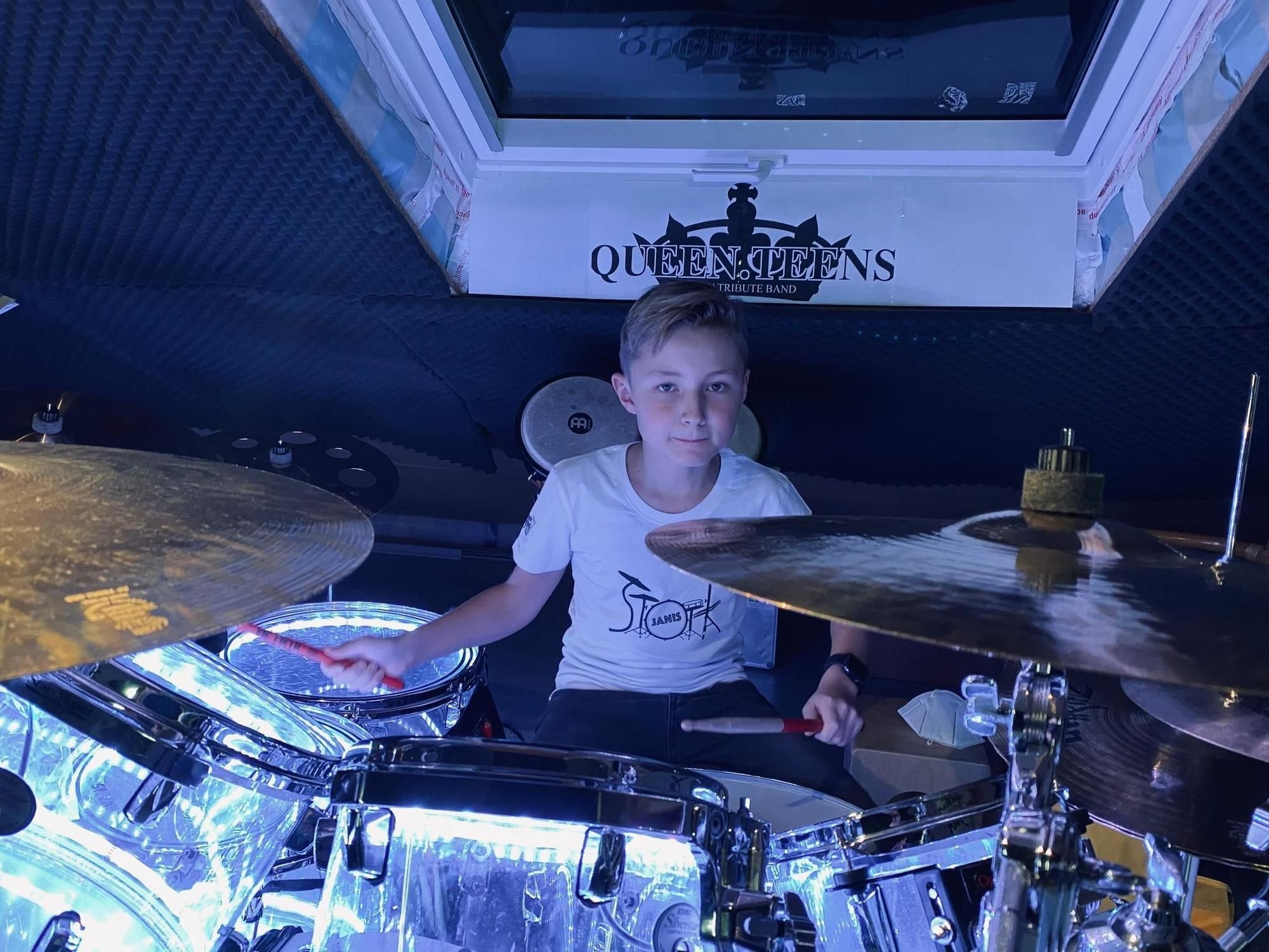 Junger Drummer aus der Region rockt bei Queen-Tribute-Band mit