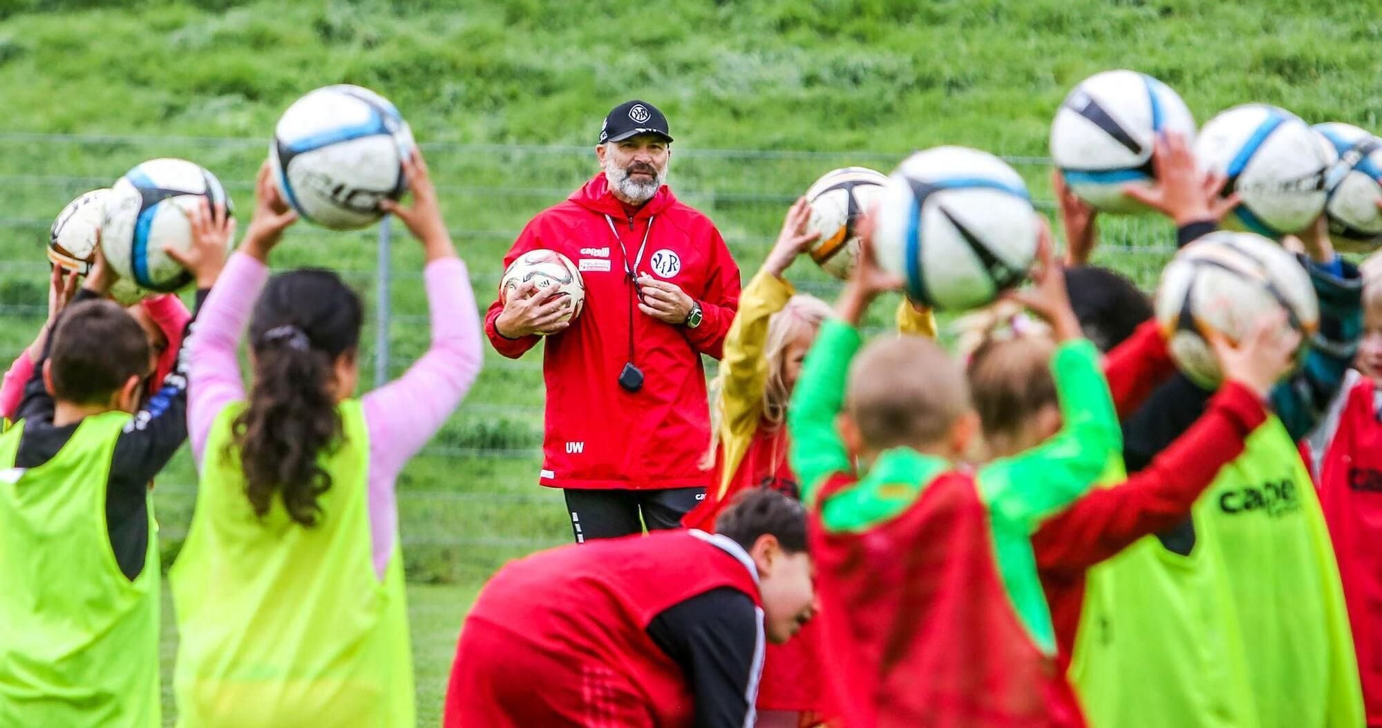 VfR-Trainer Uwe Wolf trainiert Grundschüler