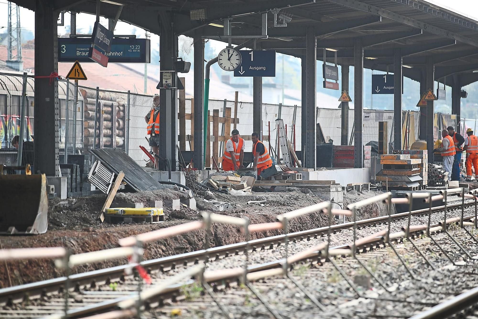Die ersten Bahnsteige sind erneuert
