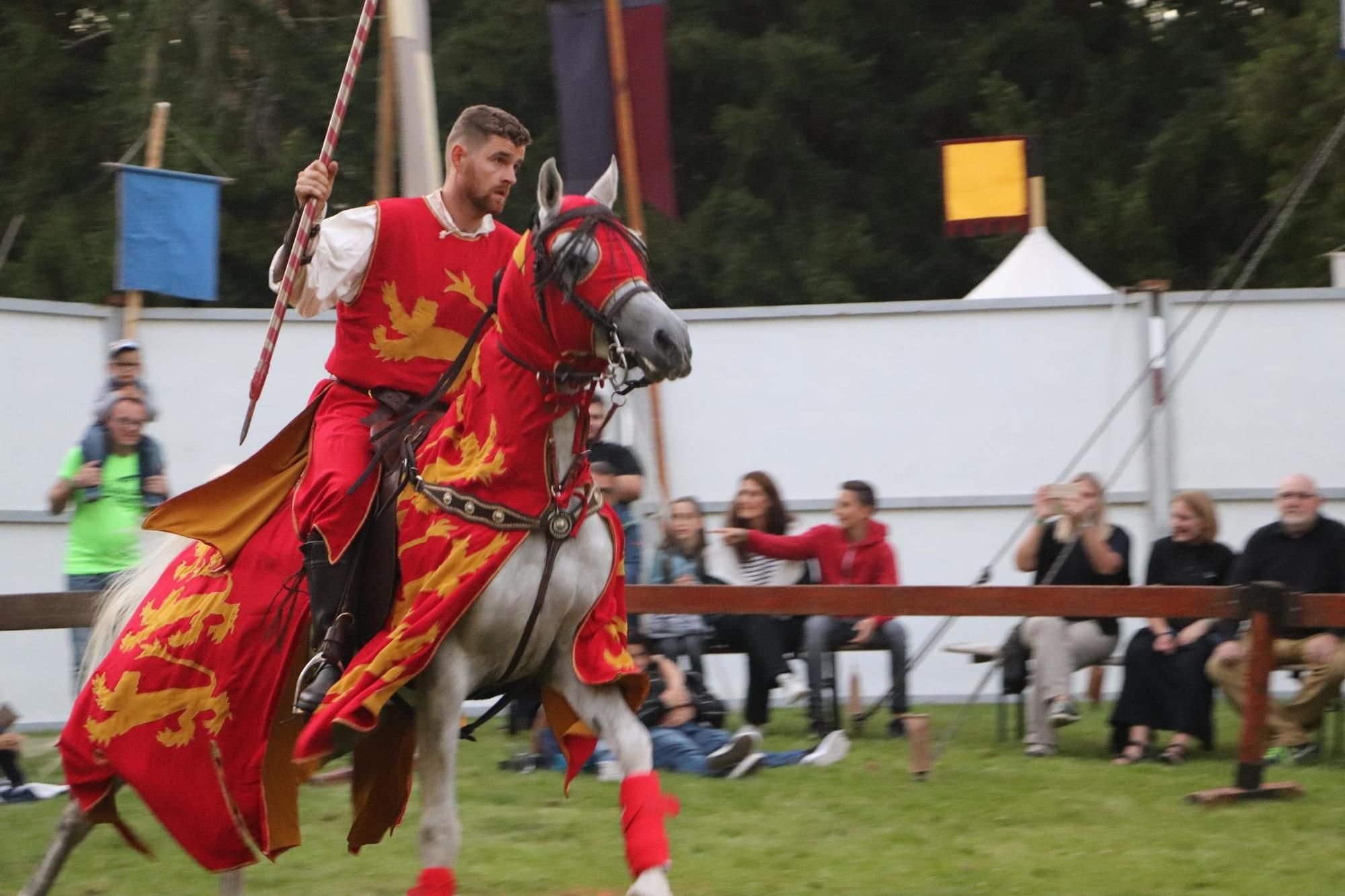 Ritter stechen mit Lanzen