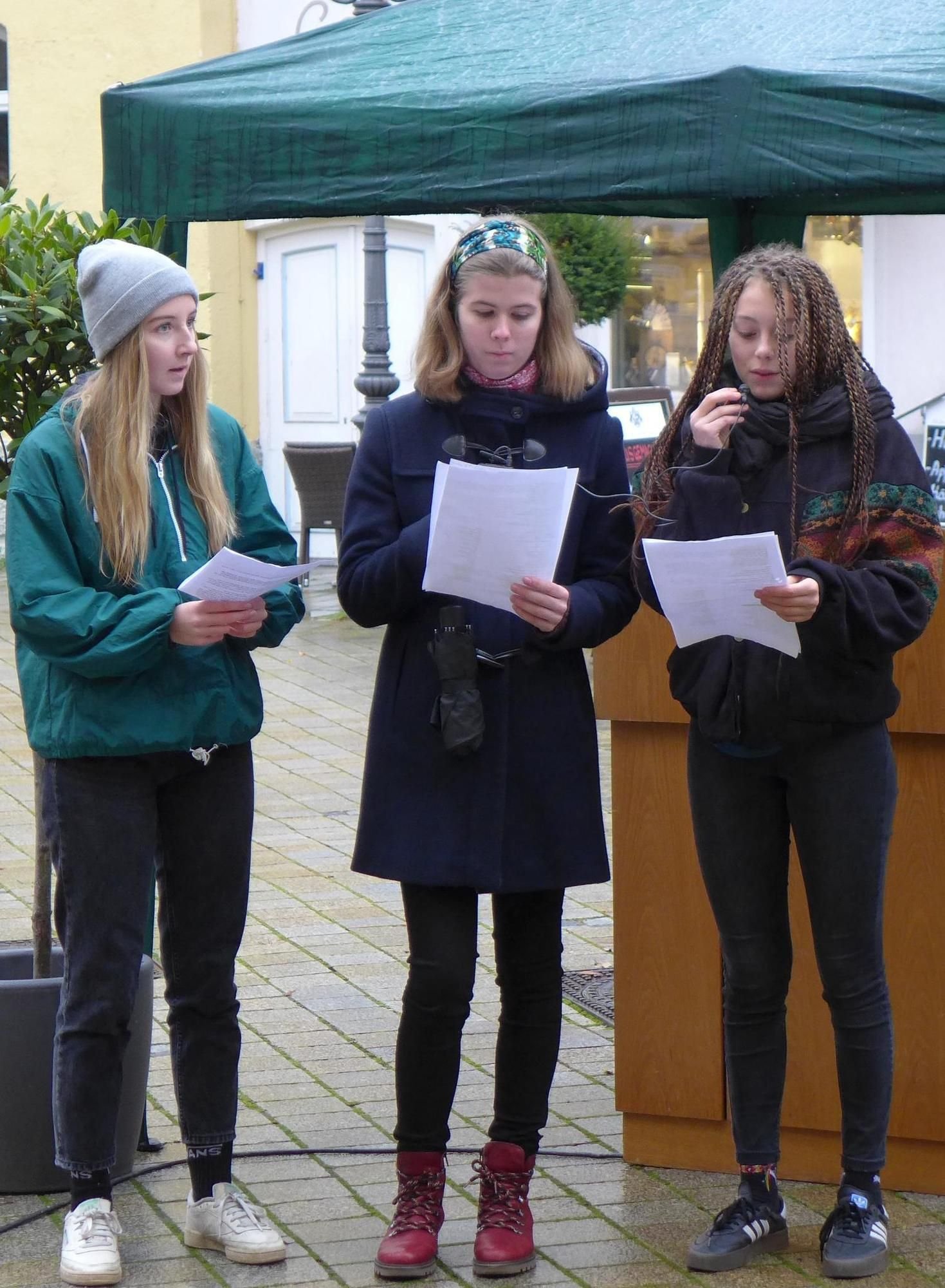 Jugendliche halten die Augen offen