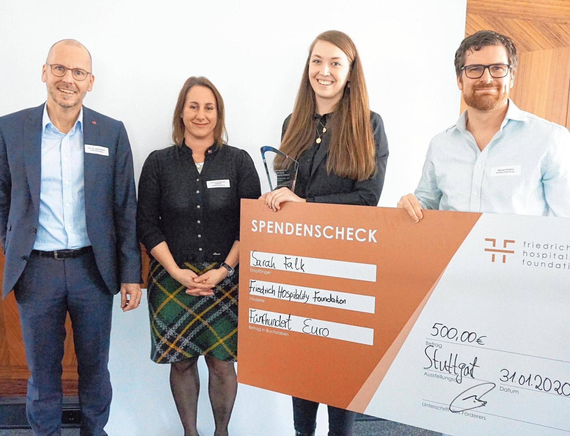 Sarah Falk erhält Preis