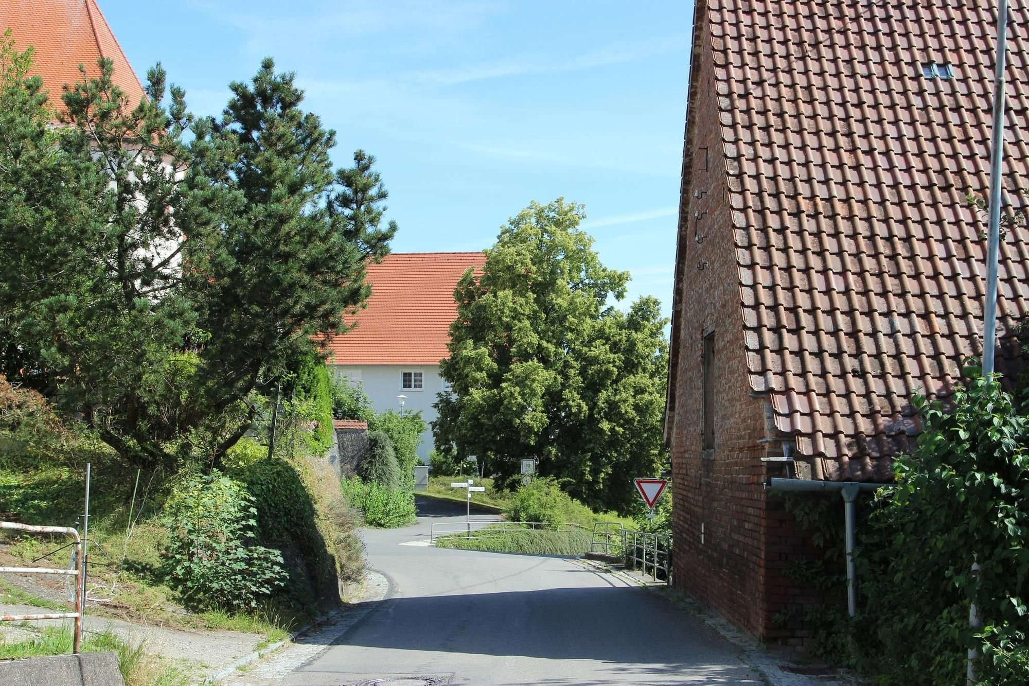 Breitere Straßen, neue Gebäude