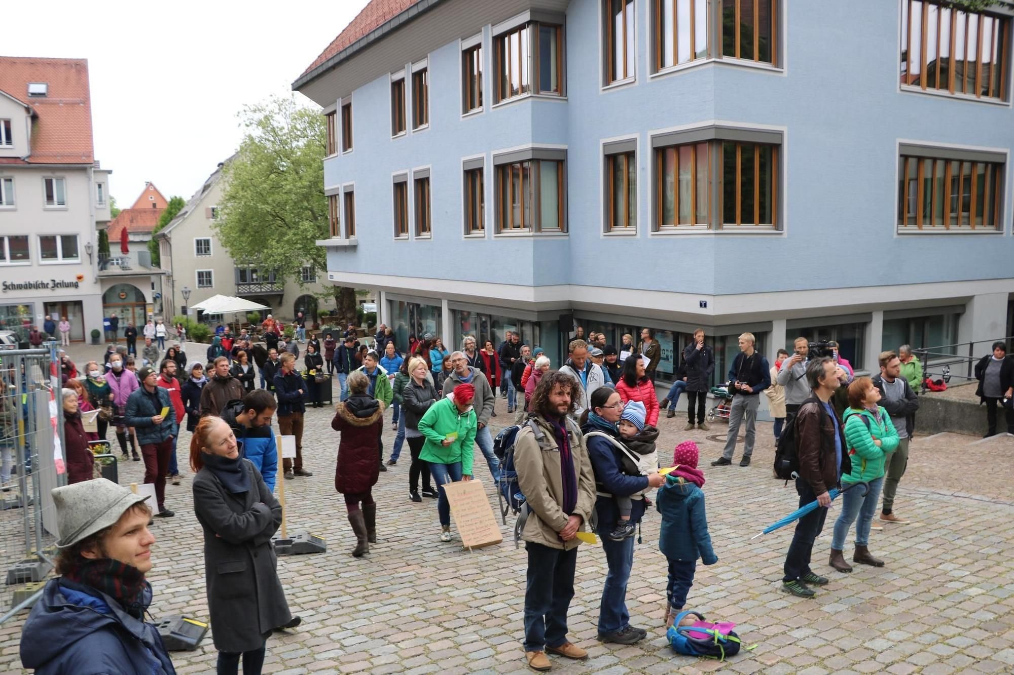 Auf der Leutkircher Corona-Kundgebung ergreifen mehrere Redner das Wort