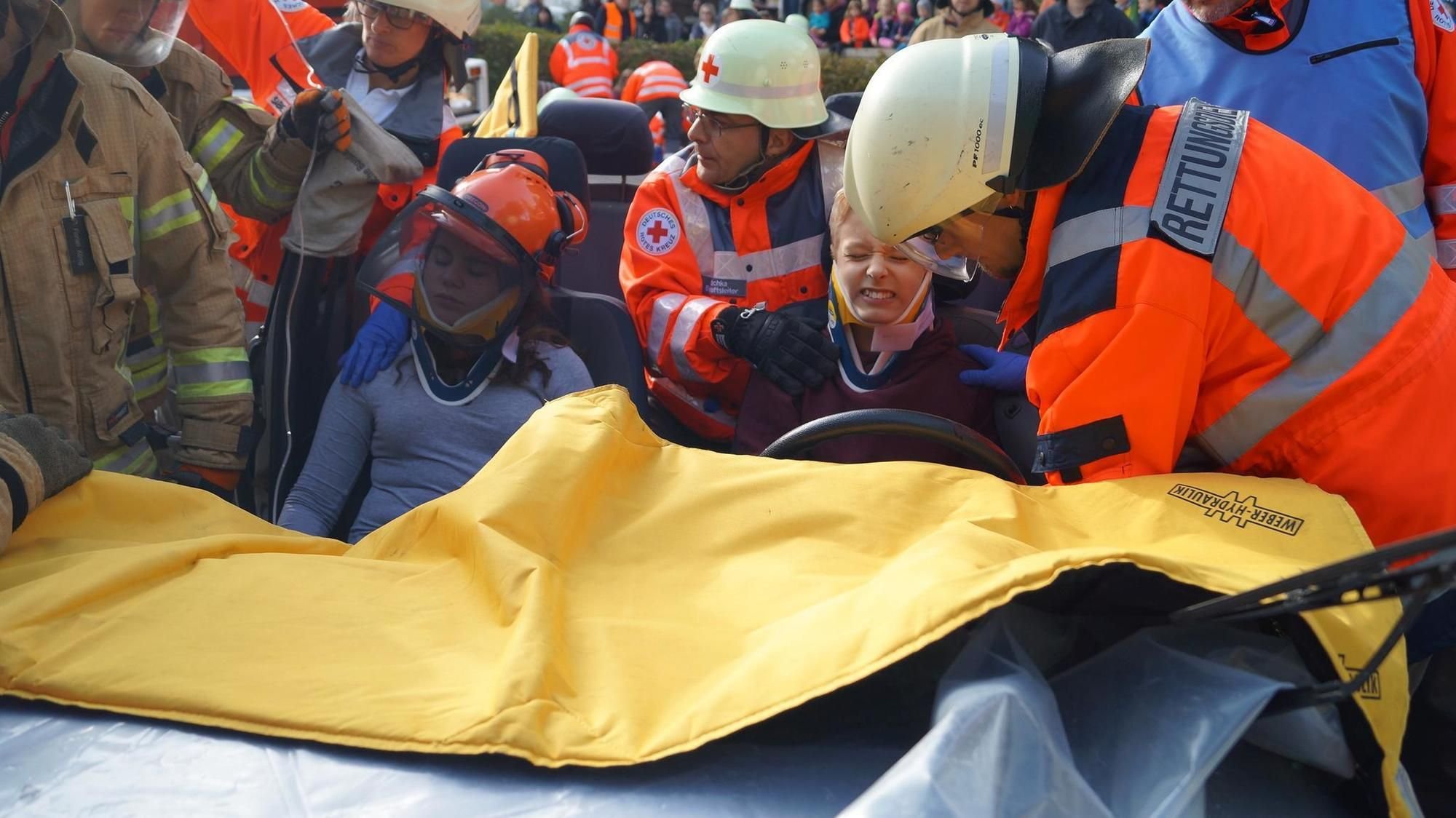 Feuerwehr und DRK retten bei Großübung eingeklemmte Personen