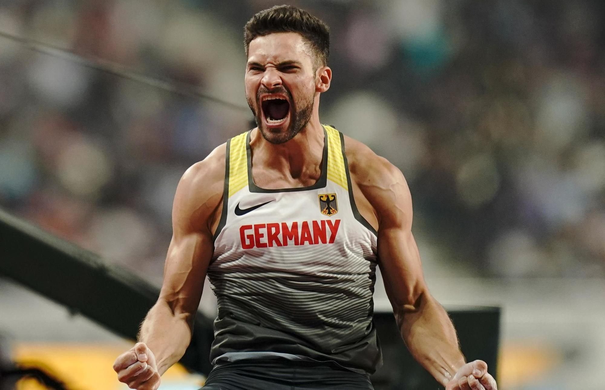 WM-Star Tim Nowak hüpft am Samstag im Blautal-Center vorbei