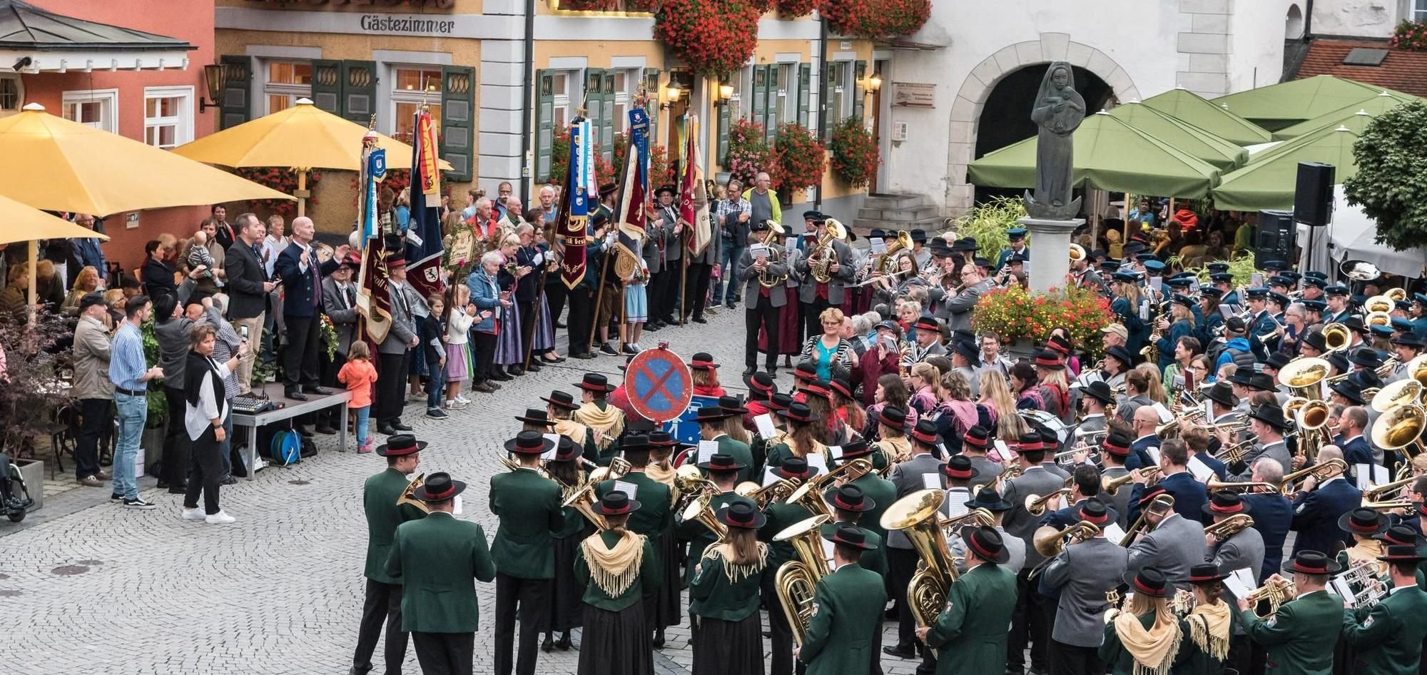 Die Musik schallt aus allen vier Himmelsrichtungen