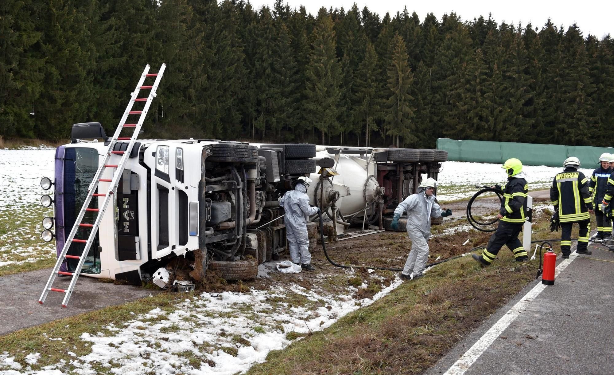 Mit Zement beladener Sattelzug kippt um – Straße wieder frei