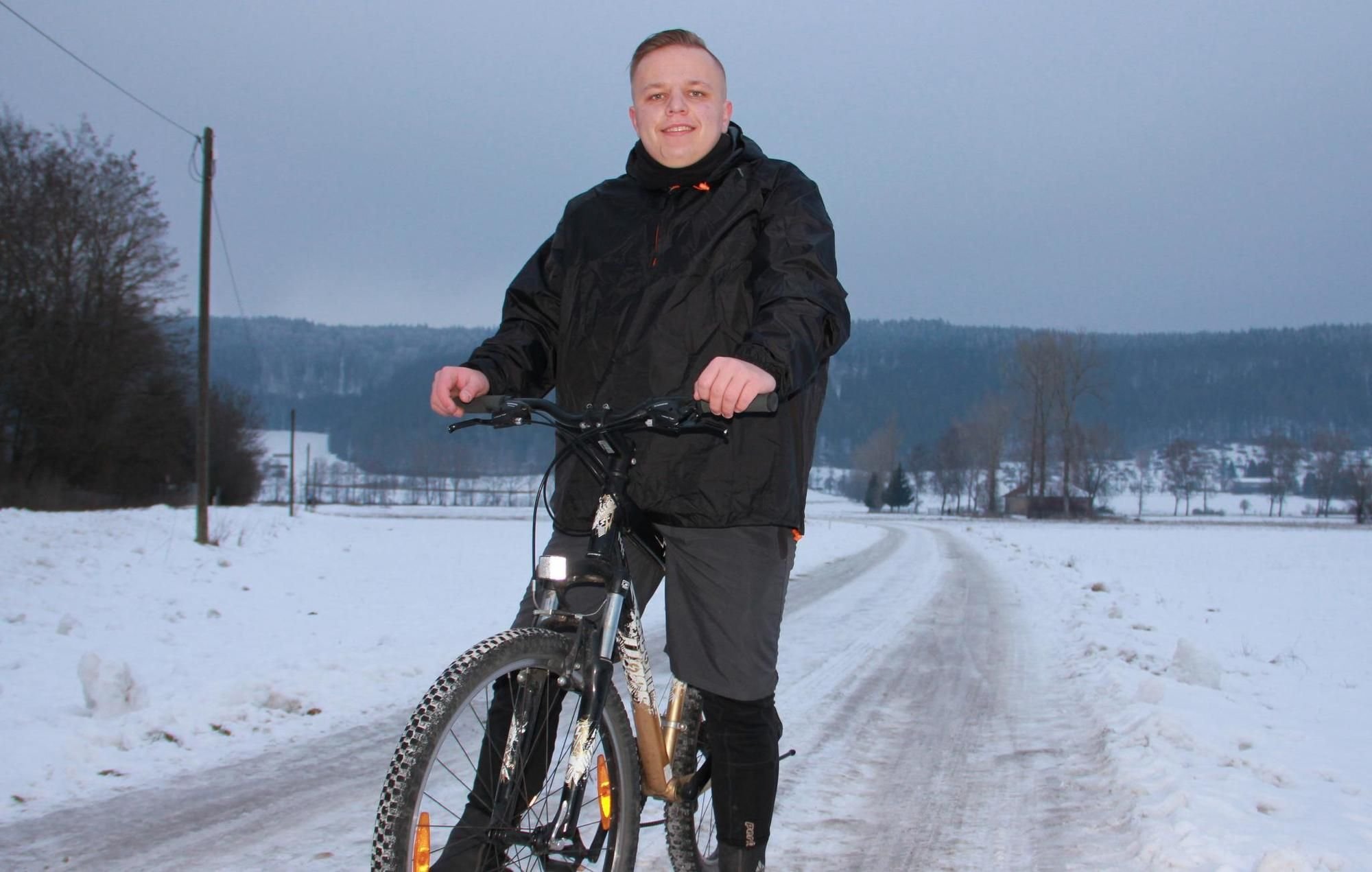 Tuttlinger trainiert bei Schnee und Eis mit seinem Mountainbike