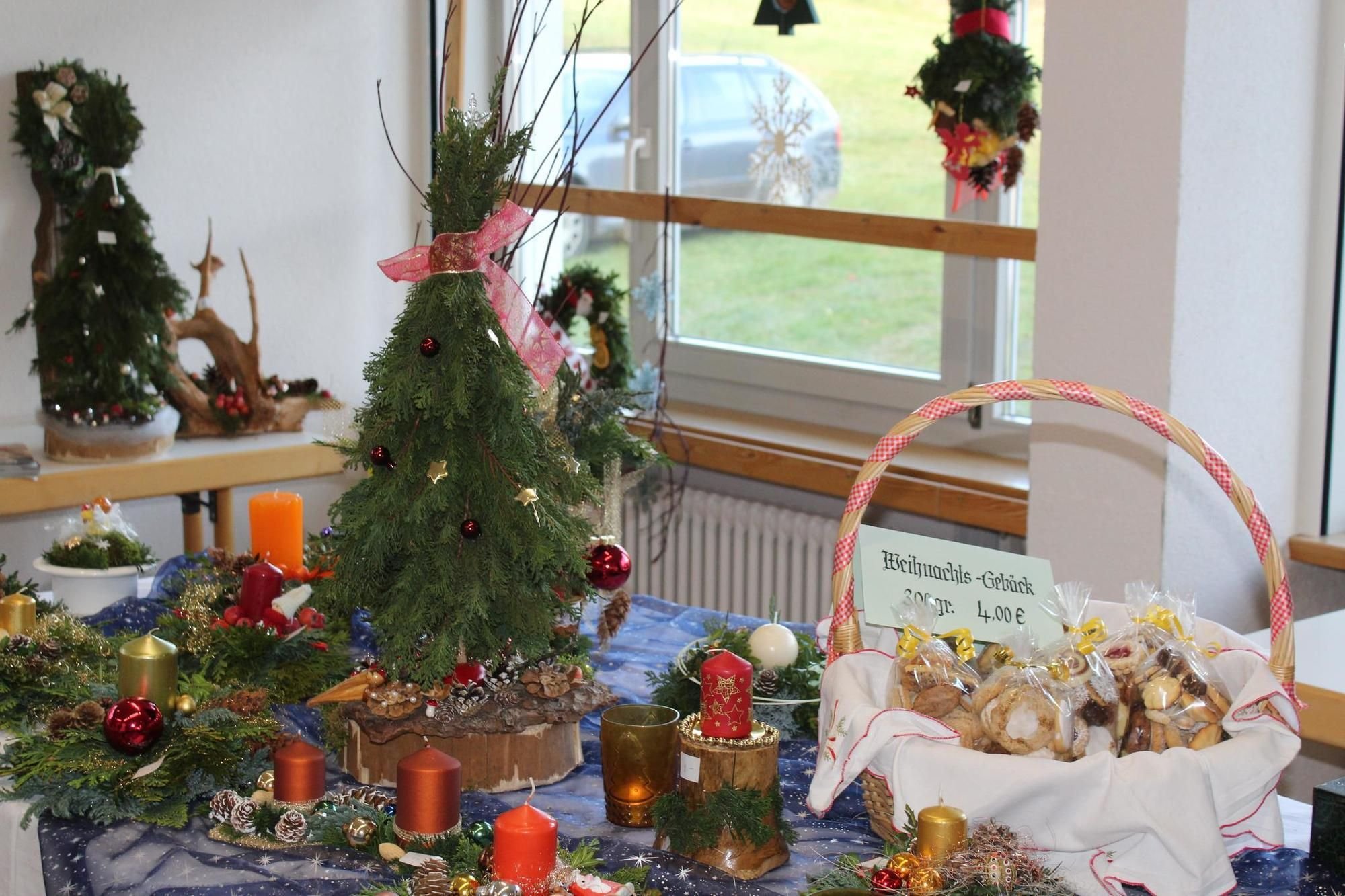 Leckere Plätzchen und wunderschöne Deko beim Adventsbasar des ...