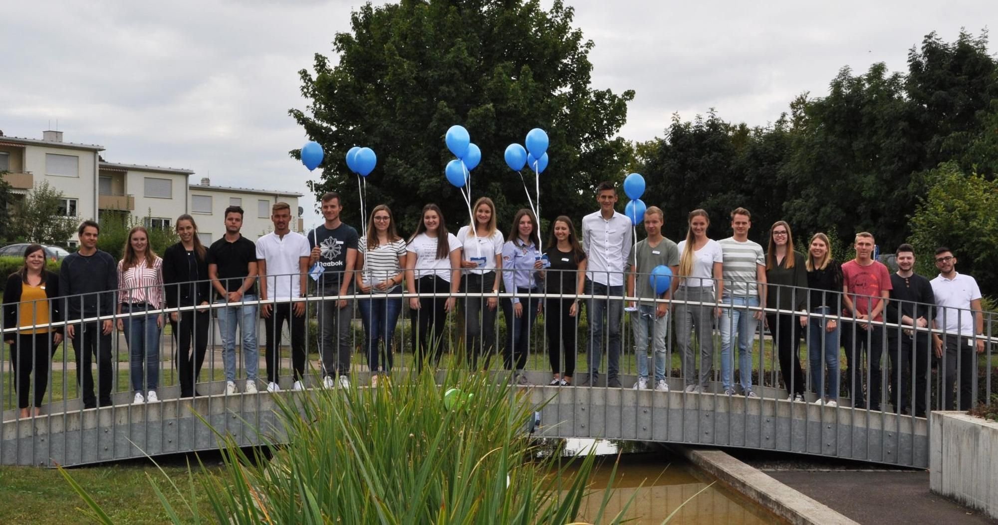 Sieben junge Menschen starten bei der ADK GmbH ins Arbeitsleben