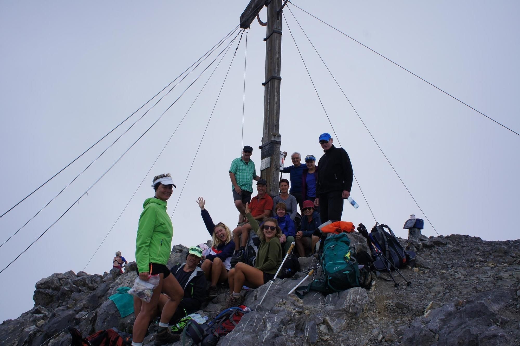 Wanderer besteigen höchsten Berg im Rätikon