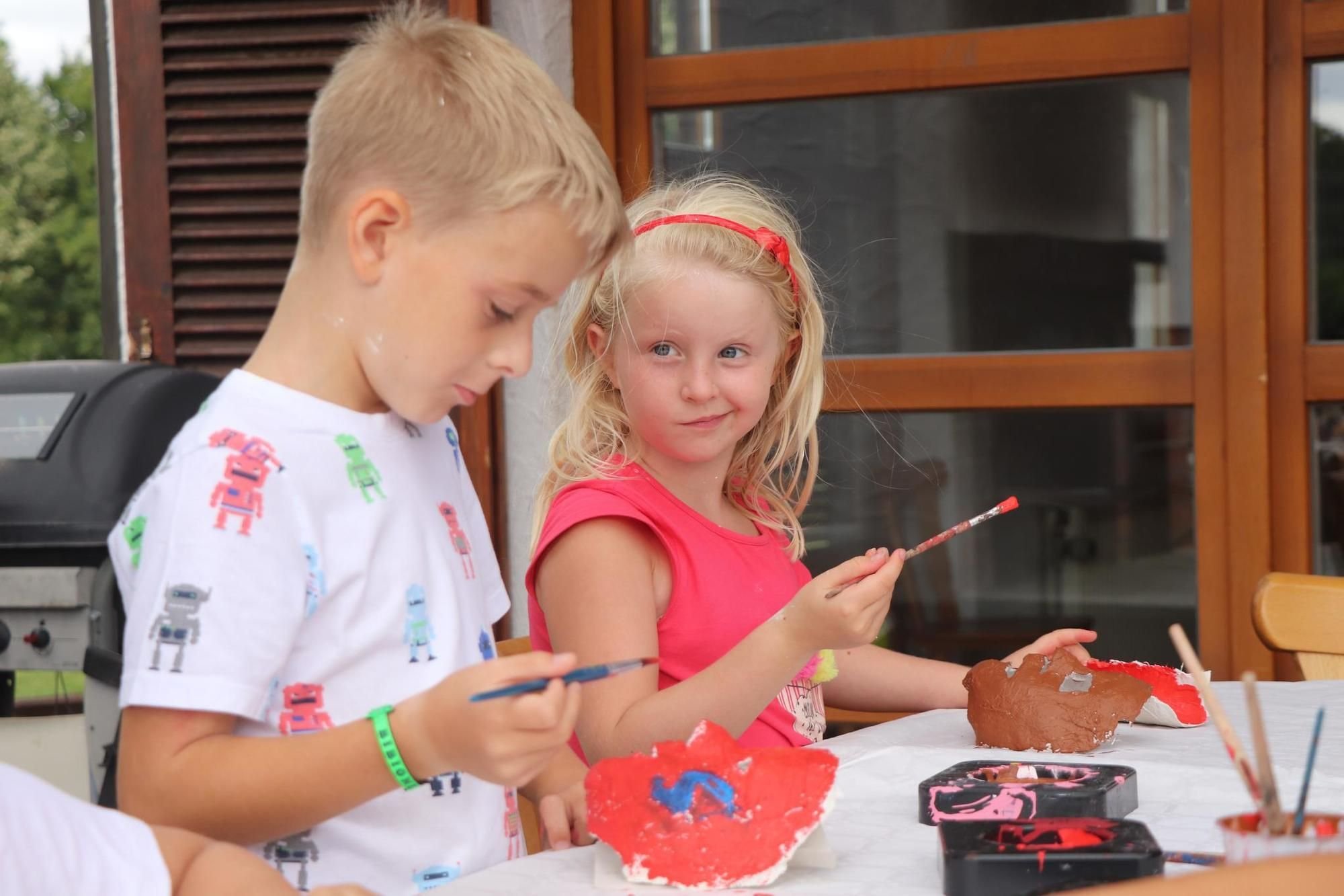 Hexenmasken und Gipsarme