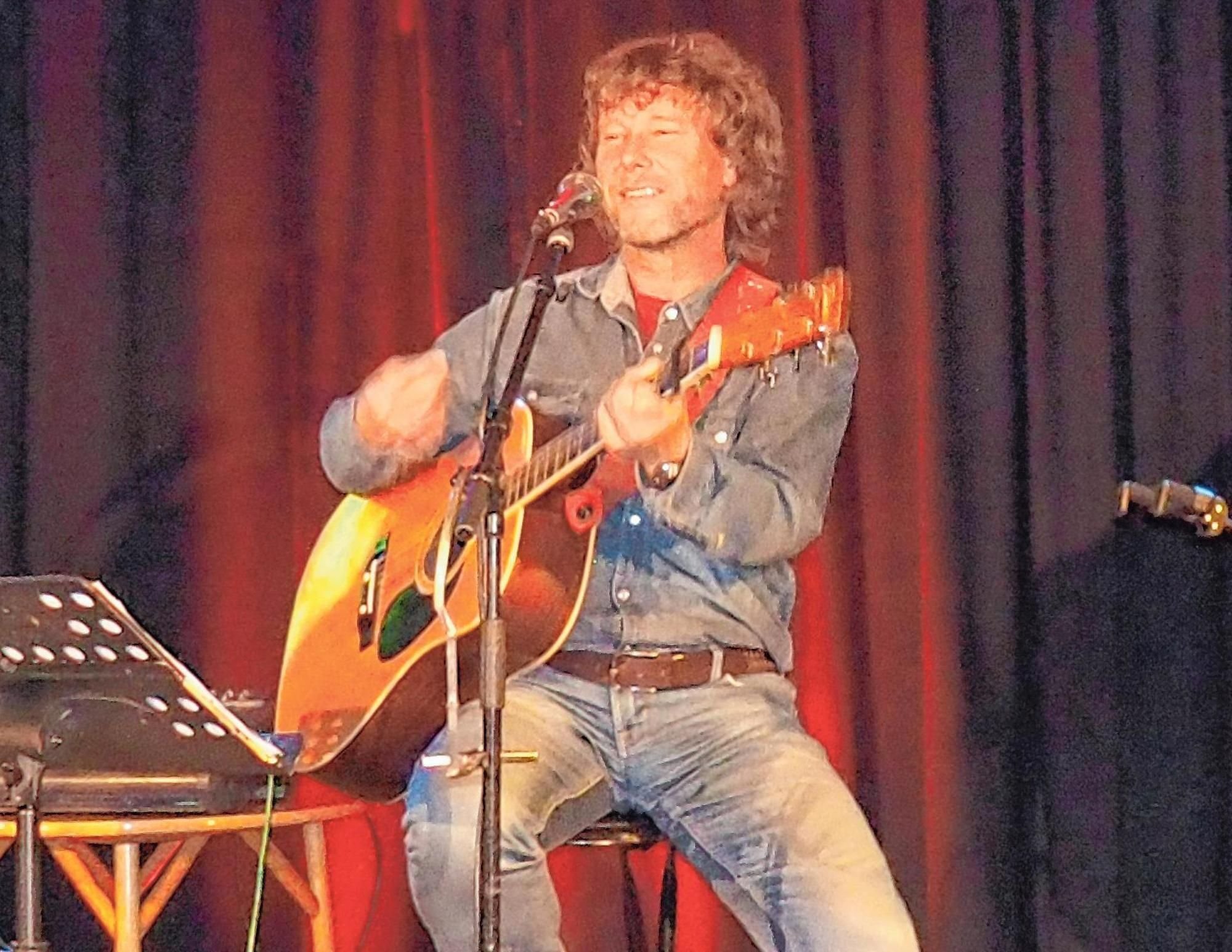 Danny Street greift G-Dur wie Joan Baez