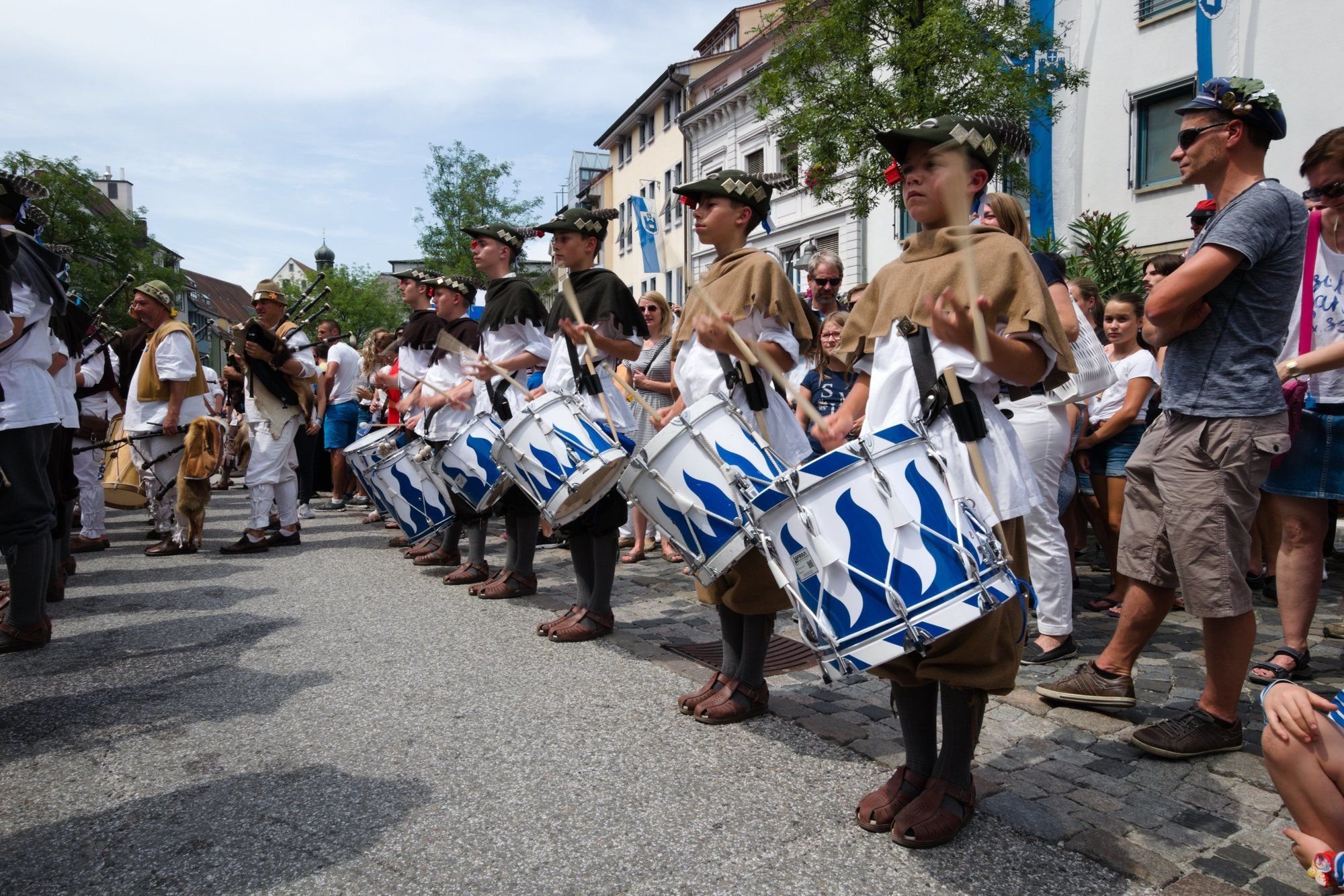 Rutenfest: Passend zum Antrommeln in der Bachstraße ist auch der Himmel ...