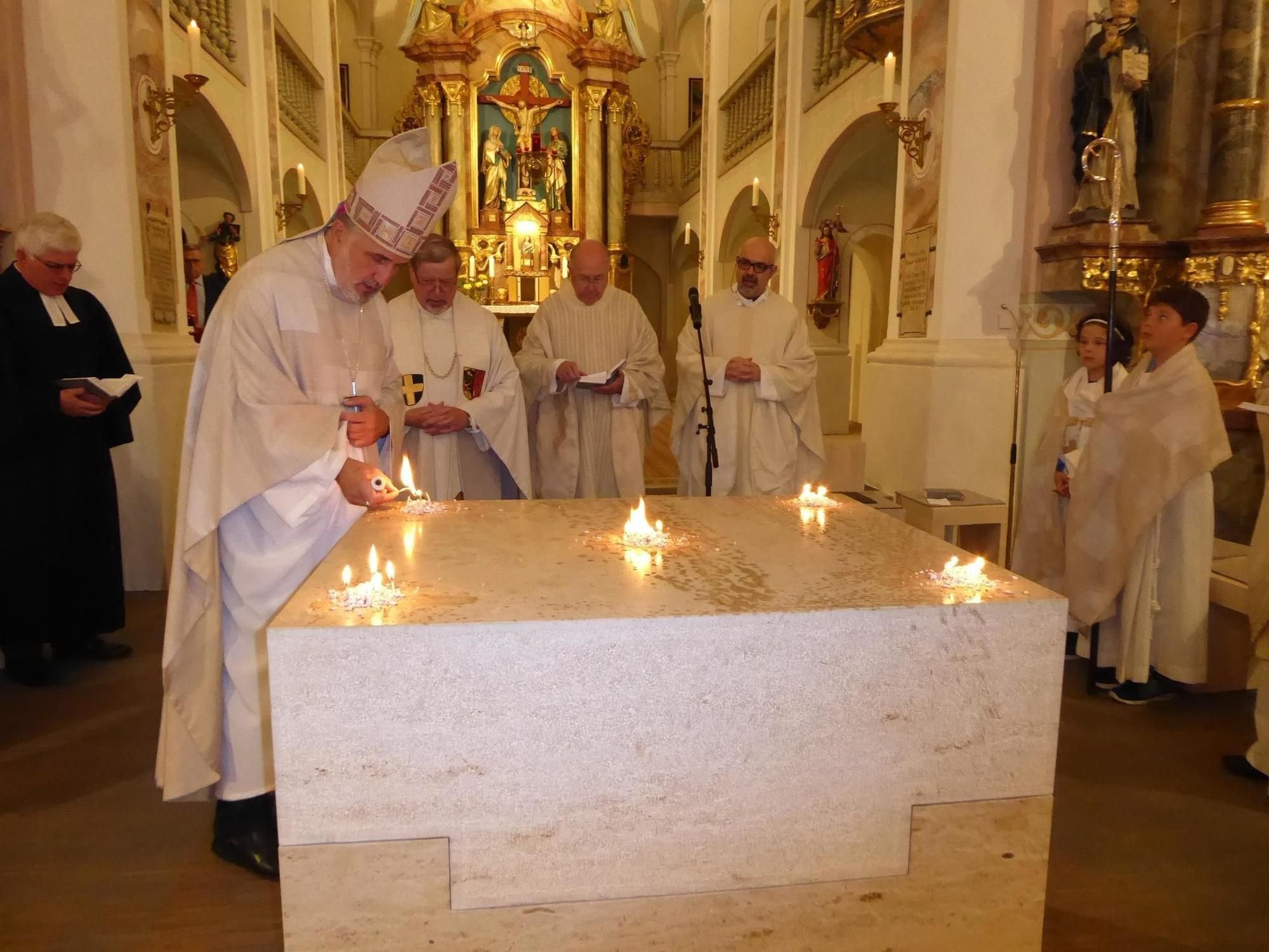 Weihbischof Renz weiht den neuen Altar