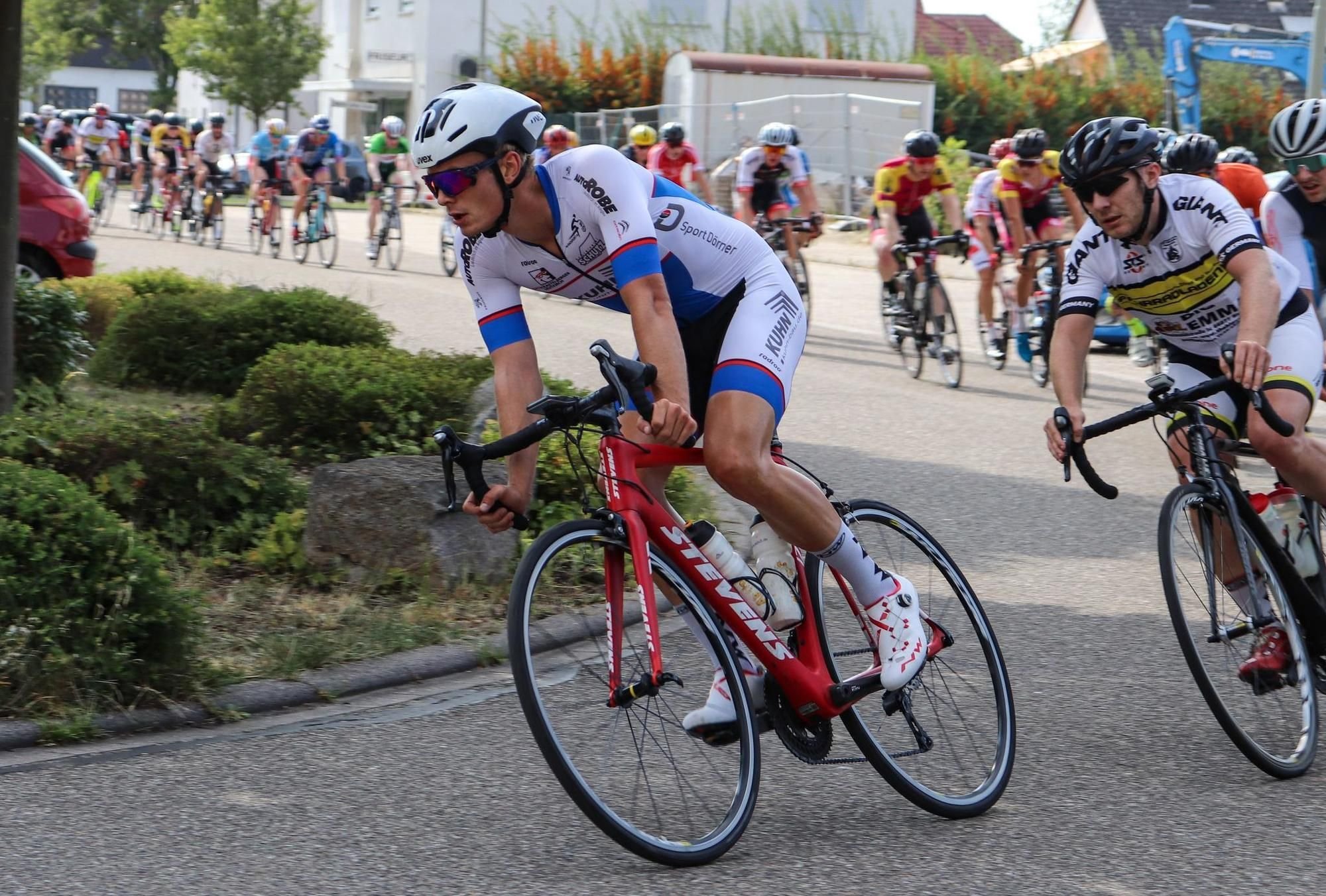 Max Engel fährt beim Debüt auf Platz acht