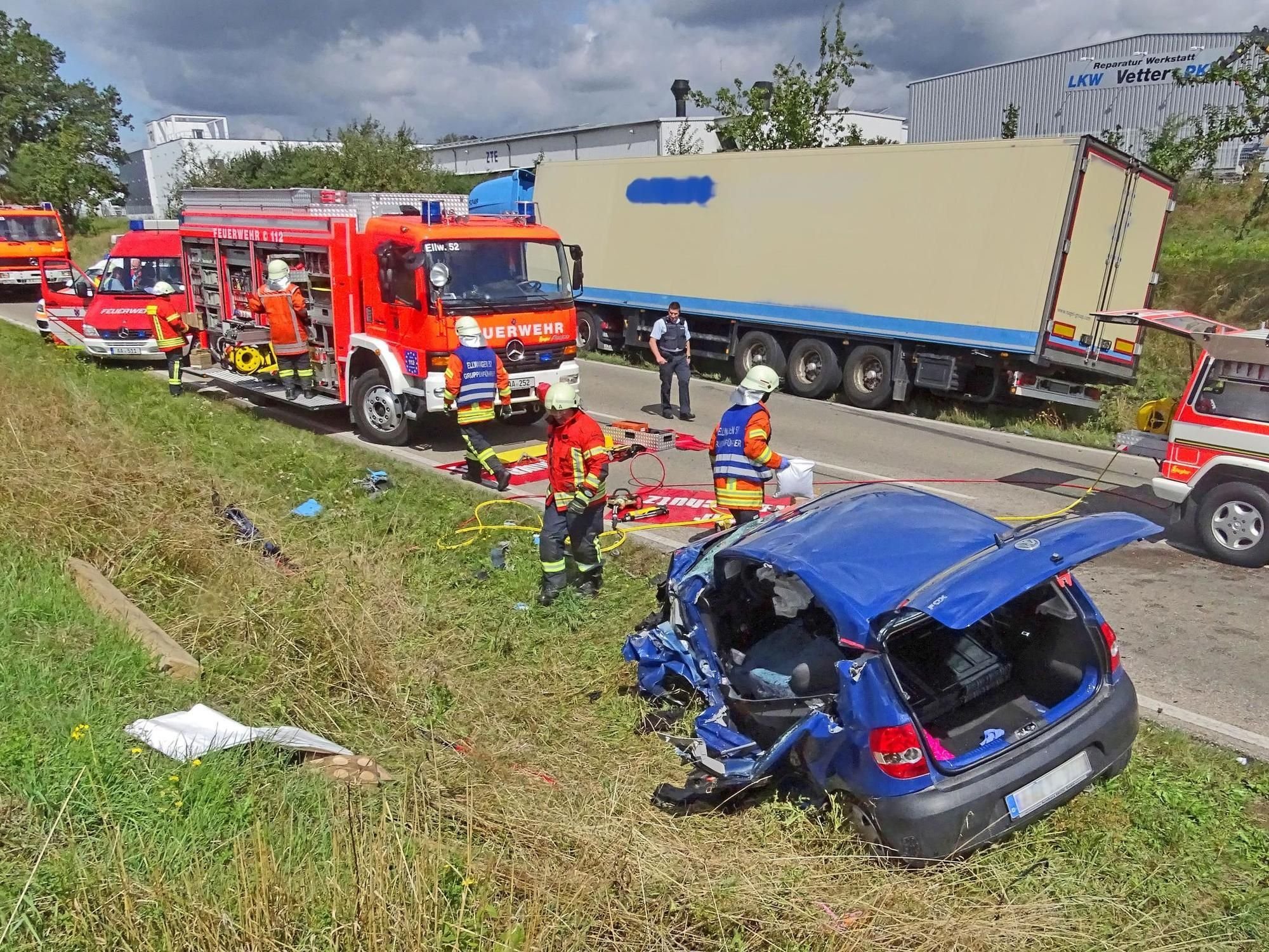 Kleinwagen stößt mit Sattelzug zusammen: Fahrerin wird schwer verletzt