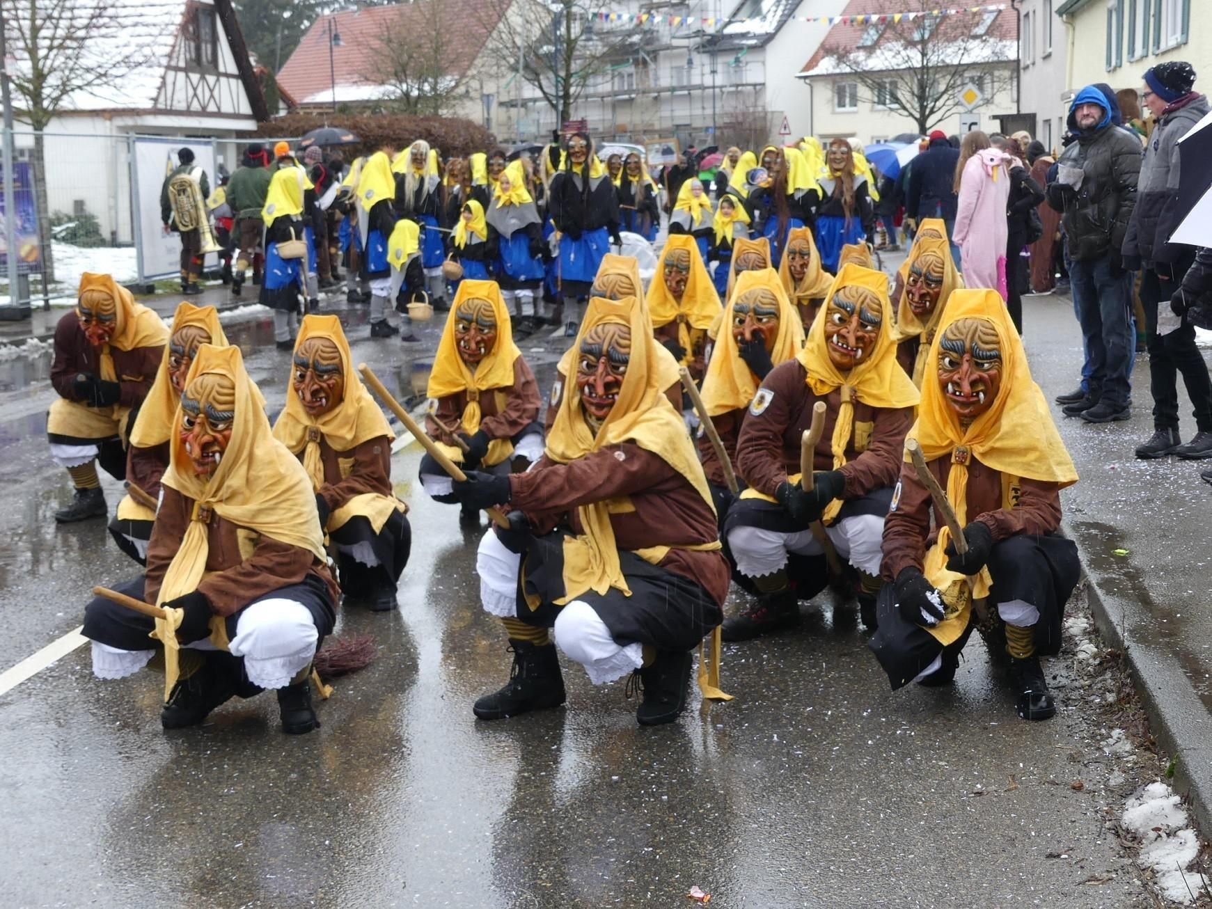 Zuschauer und Narren trotzen dem Regen