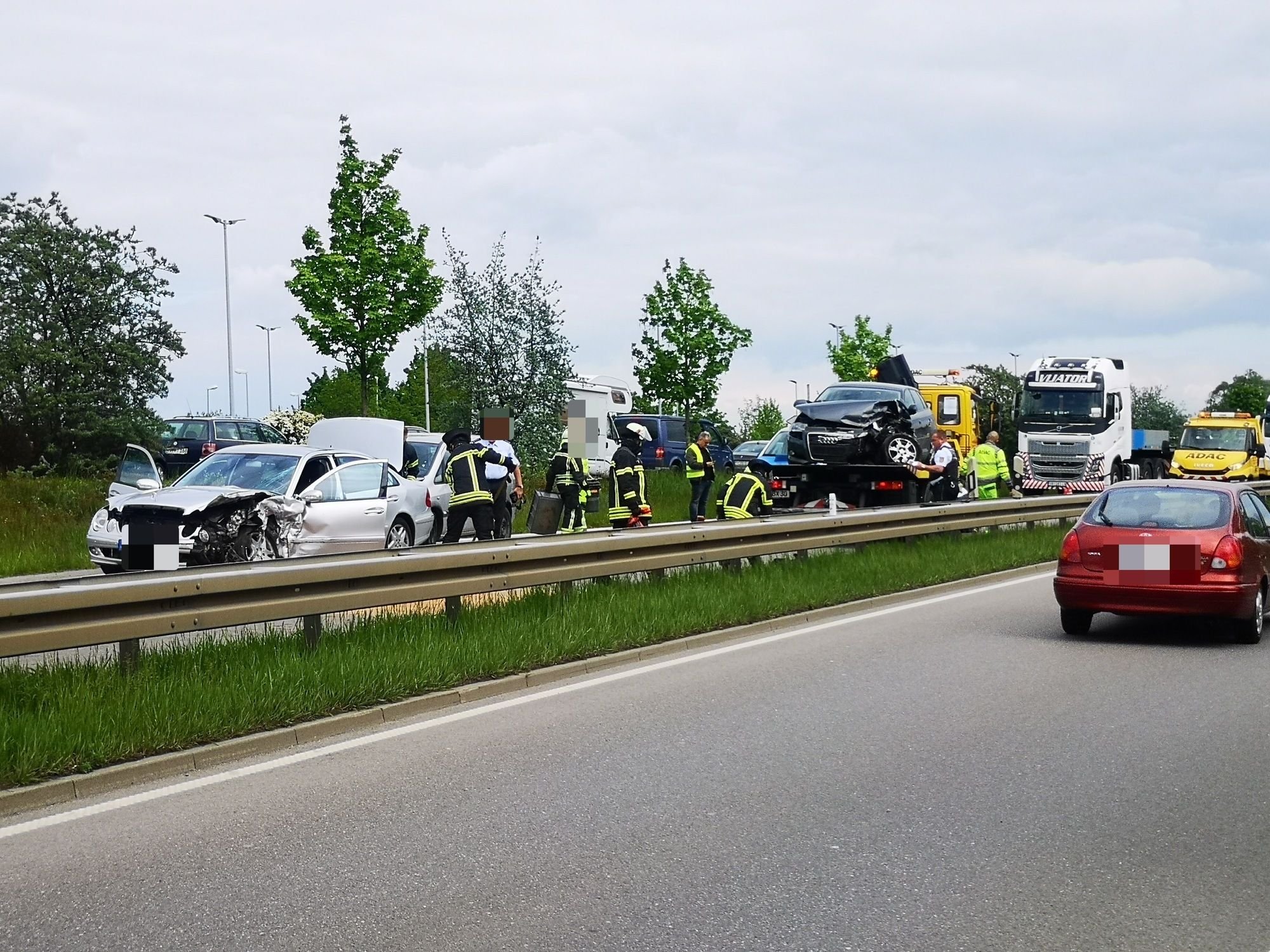 Drei Verletzte bei schwerem Unfall auf B31 in Friedrichshafen