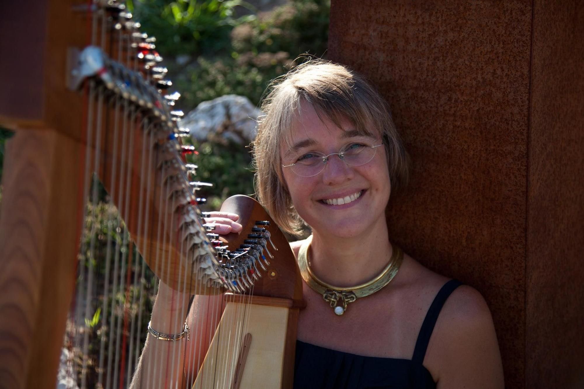 Harfenistin Stefanie Bieber gibt in Egelsee ein Konzert