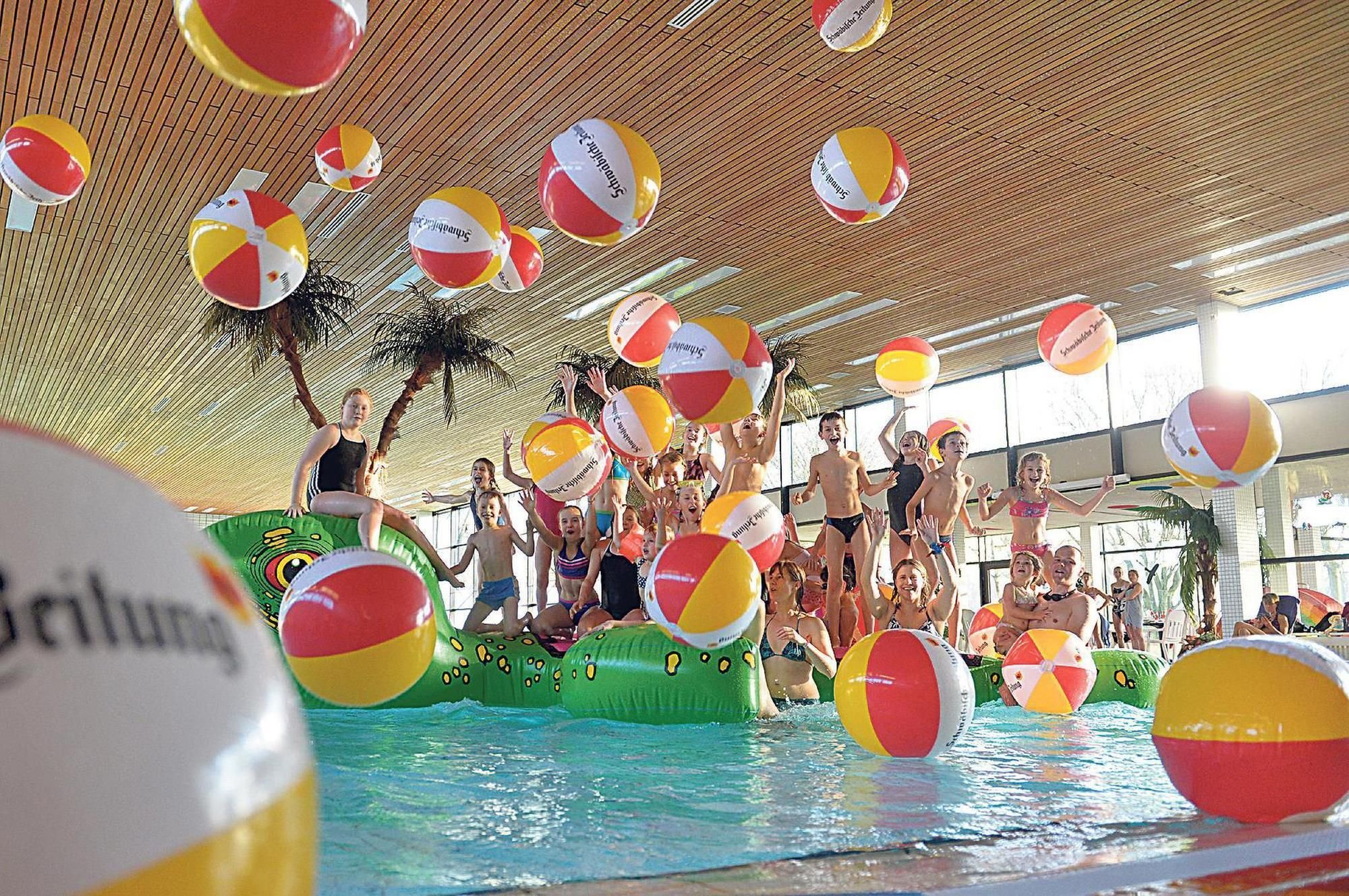 Spritzige Rennen locken wieder viele Schwimmbegeisterte ins Hallenbad