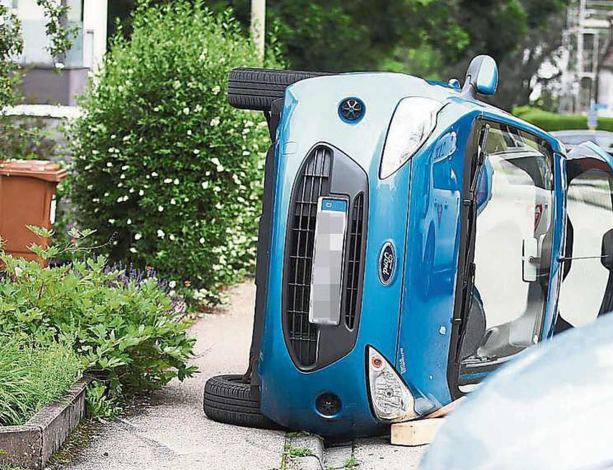 Spektakulärer Unfall: 82-Jährige missachtet Vorfahrt