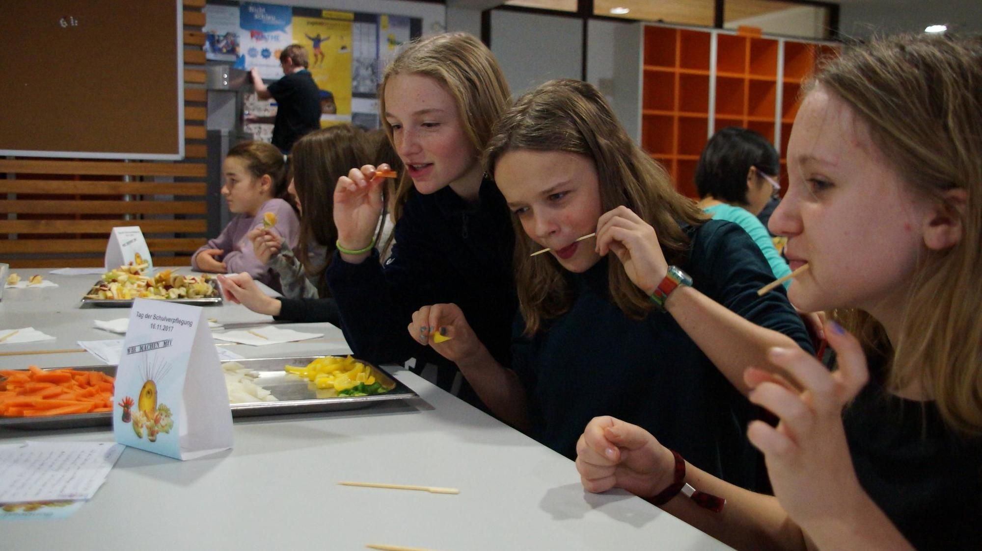 Schüler kochen und lernen Wichtiges über die Ernährung