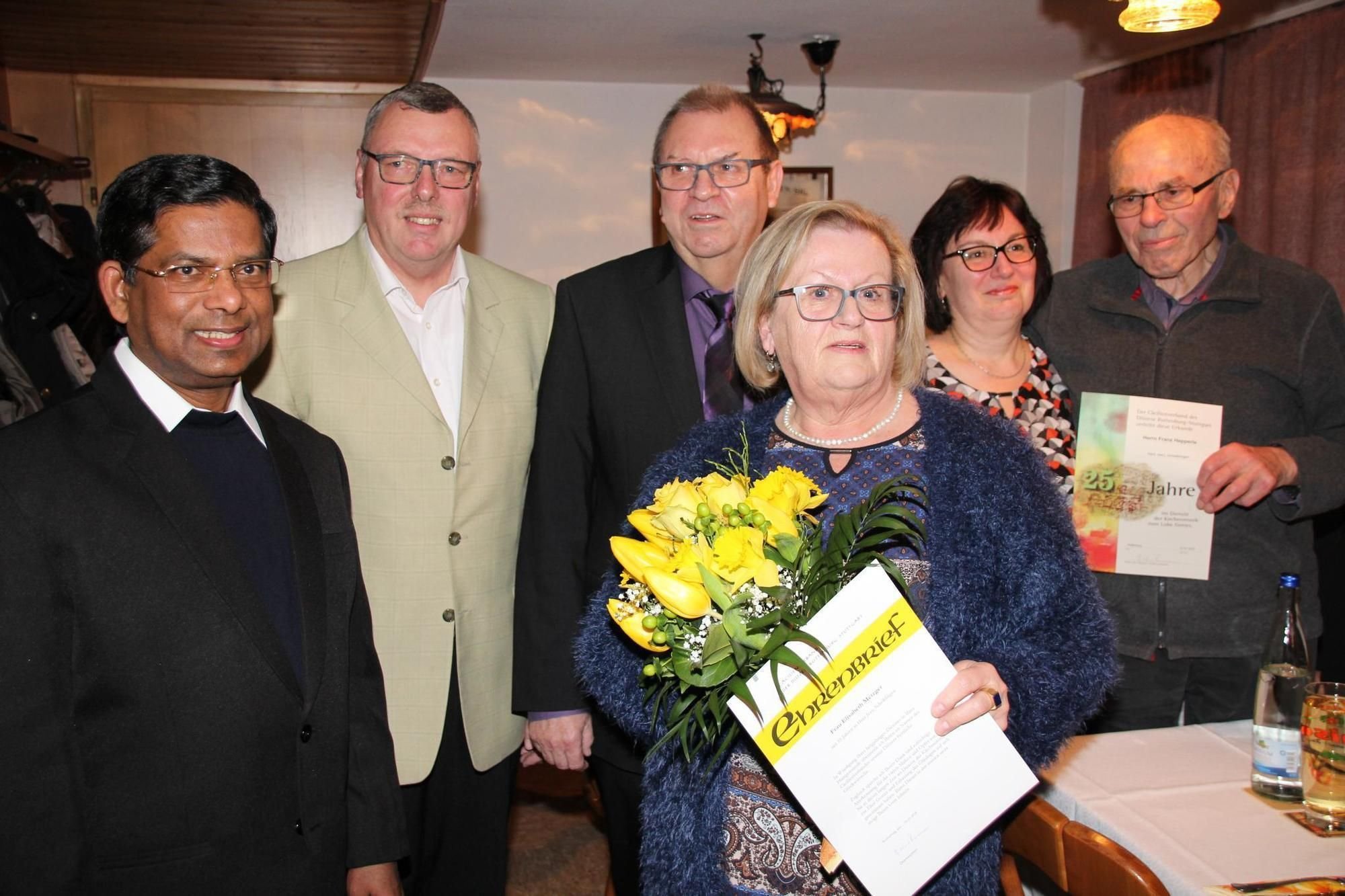 Kirchenchor ehrt verdiente Mitglieder