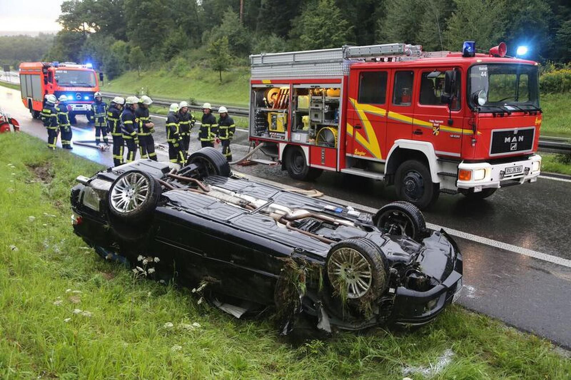 B 30 nach schwerem Unfall gesperrt