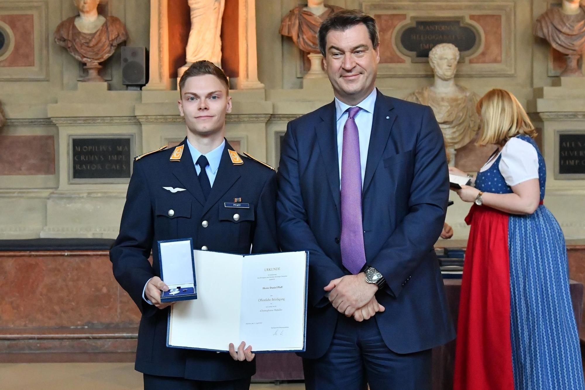 Markus Söder verleiht Daniel Pfaff die Christophorus-Medaille