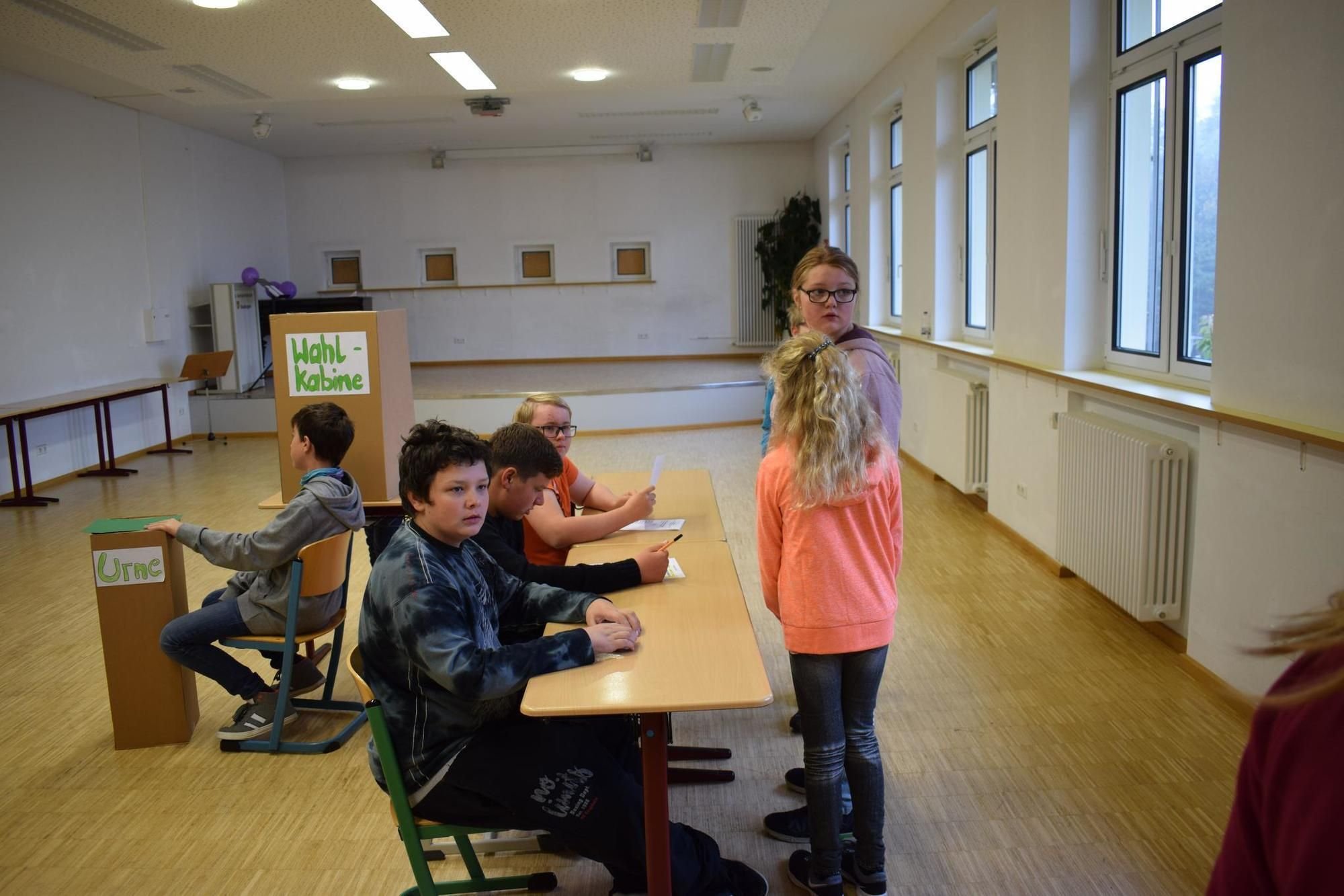 Schüler der St. Gerhard-Schule an der Wahlurne