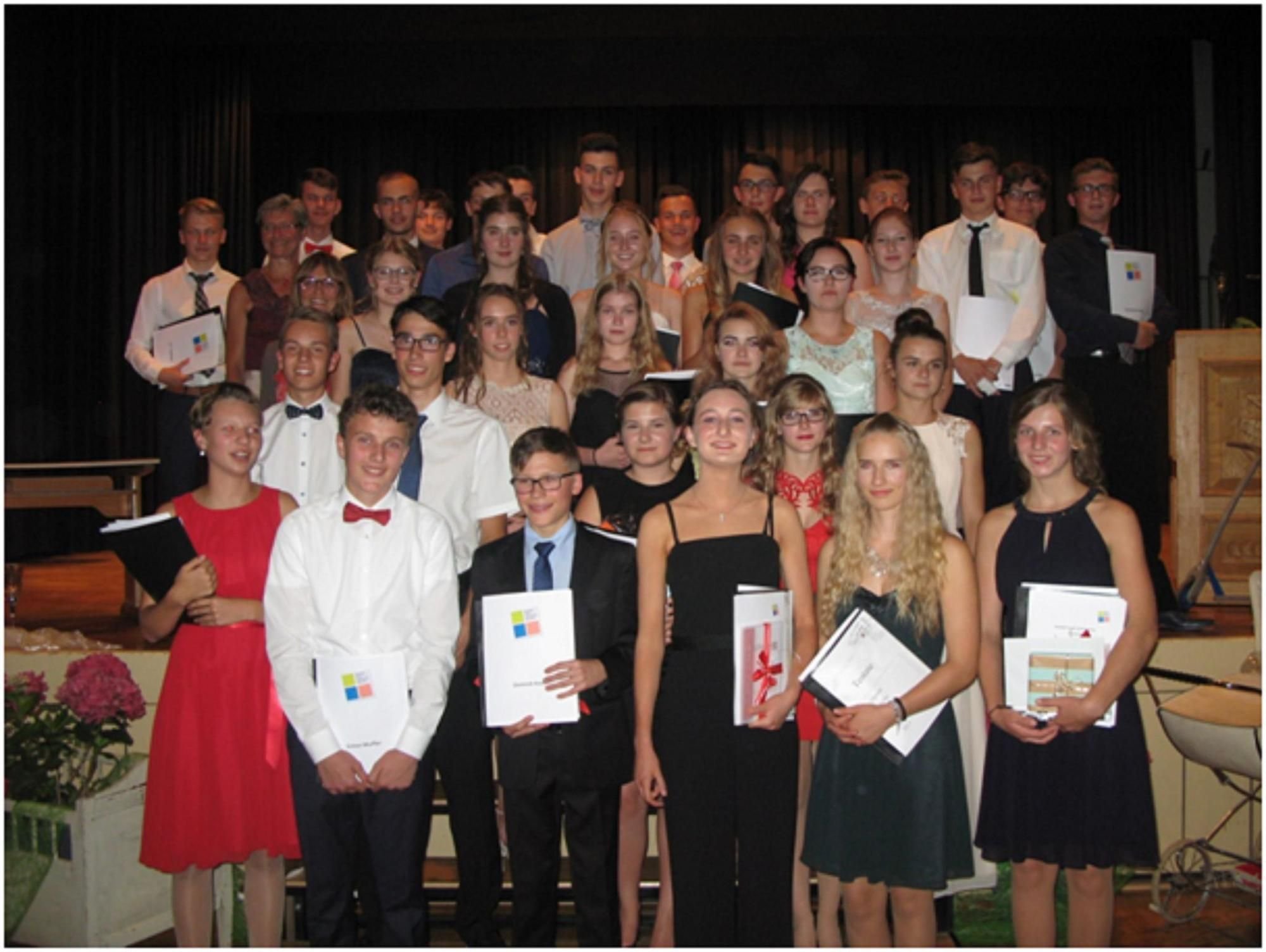 34 Realschüler feiern in Ostrach ihren Abschluss